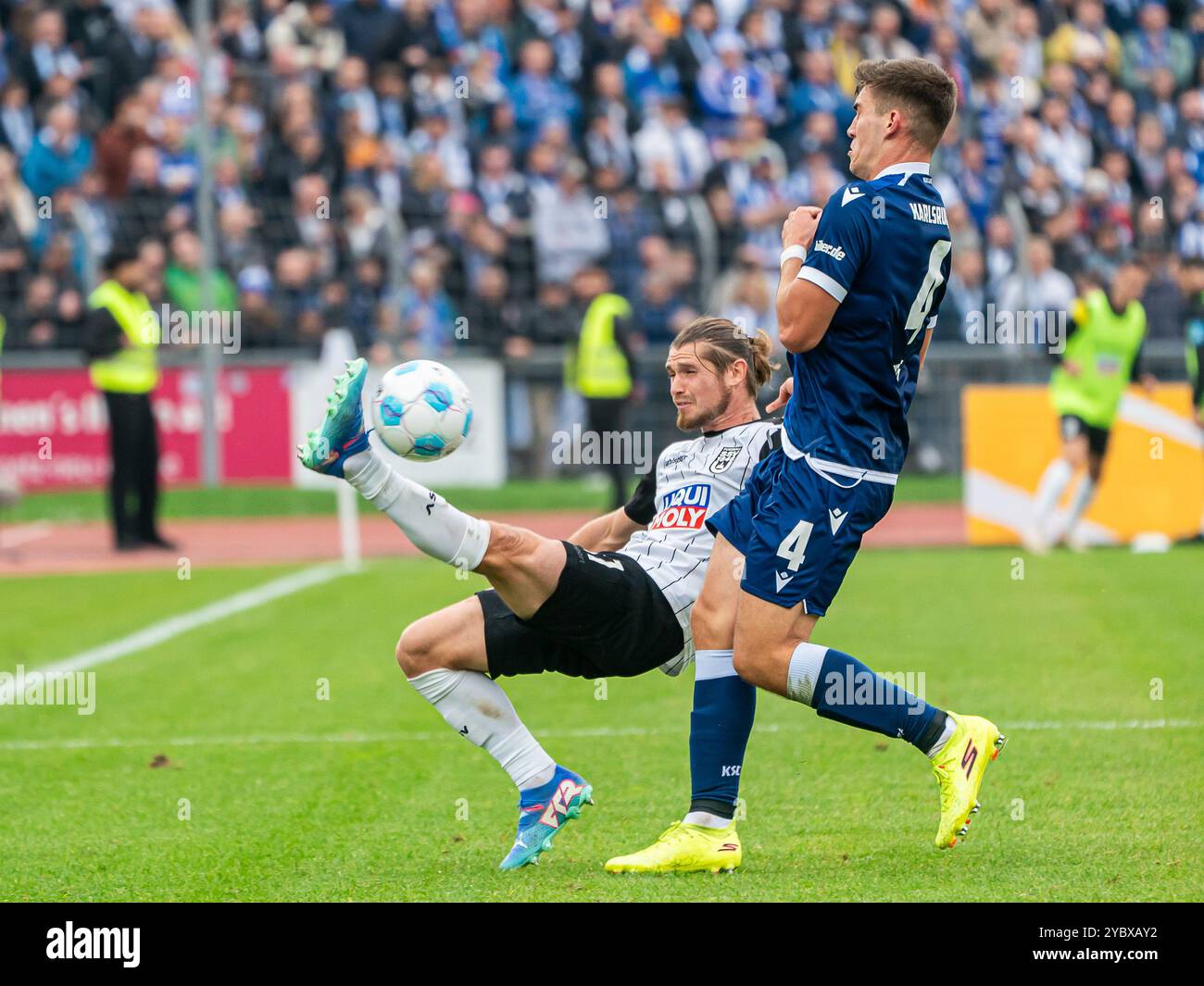 Dennis Chessa (SSV Ulm 1846, #11) im Zweikampf mit Marcel Beifus ...