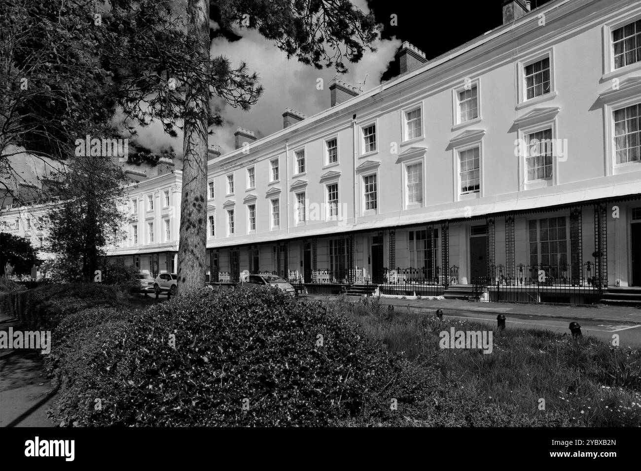 Victorian neo-classical architecture at Landsdowne Crescent, Leamington ...