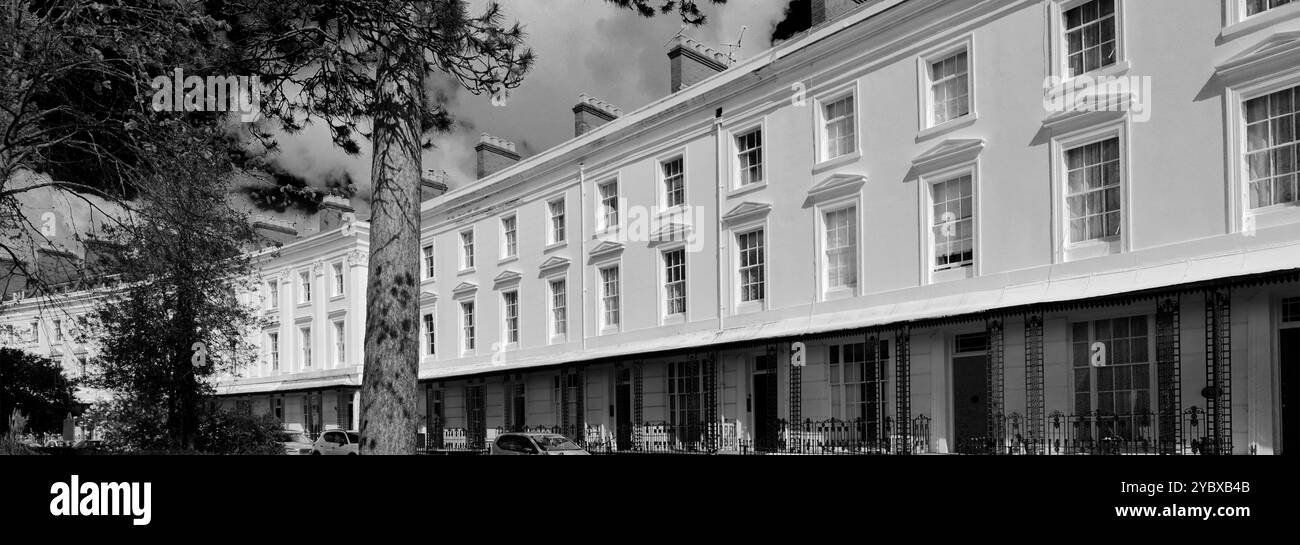 Victorian neo-classical architecture at Landsdowne Crescent, Leamington ...
