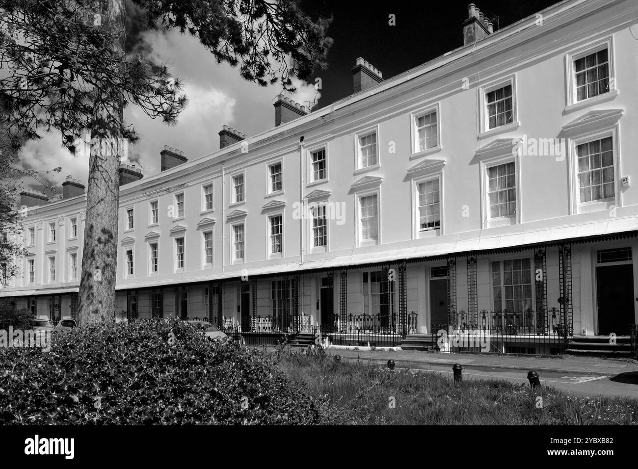 Victorian neo-classical architecture at Landsdowne Crescent, Leamington ...