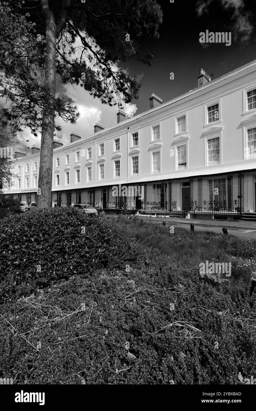 Victorian neo-classical architecture at Landsdowne Crescent, Leamington ...