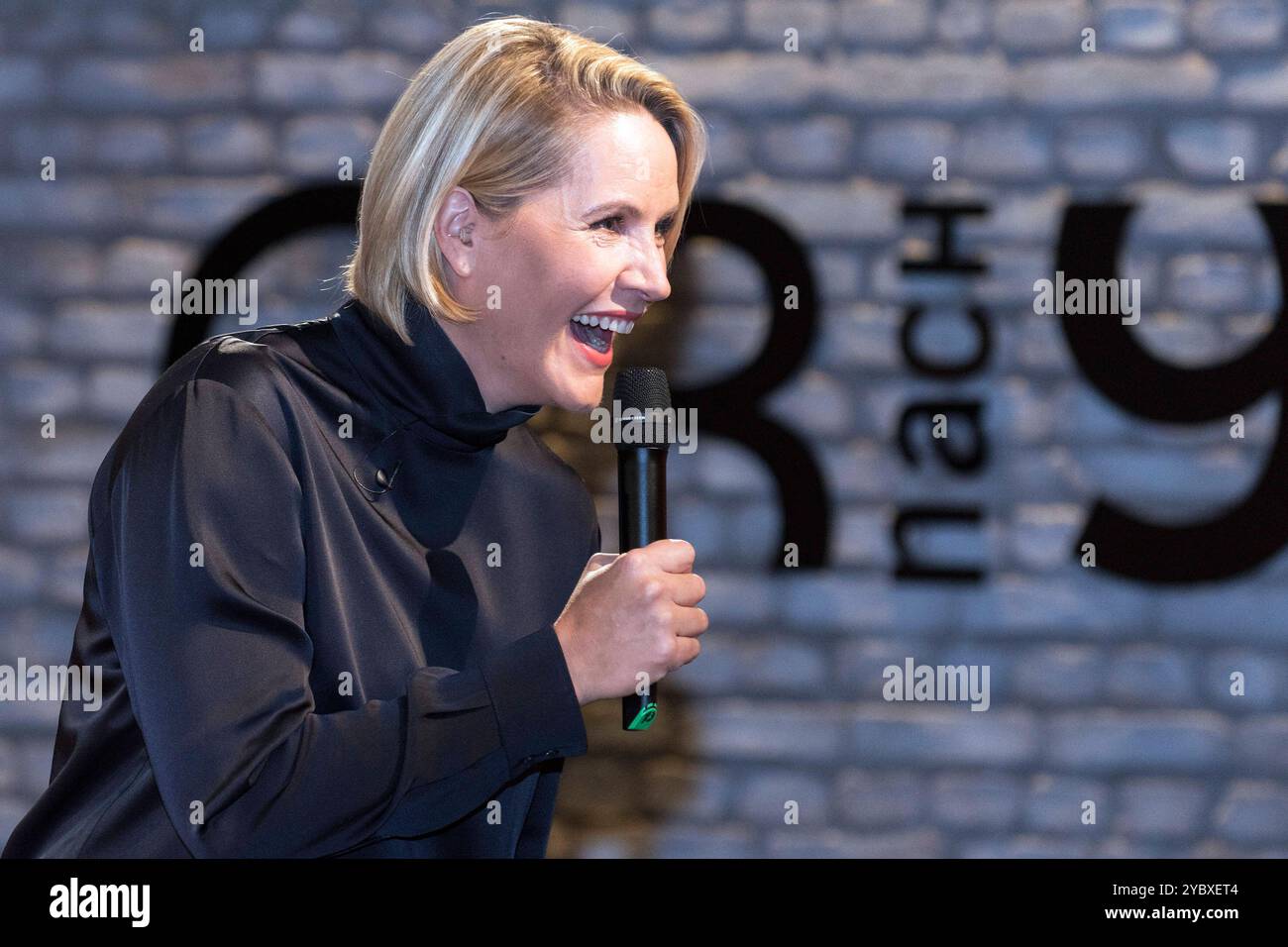 Judith Rakers im Bild: Judith Rakers - Moderatorin von 3nach9 - vor der ...