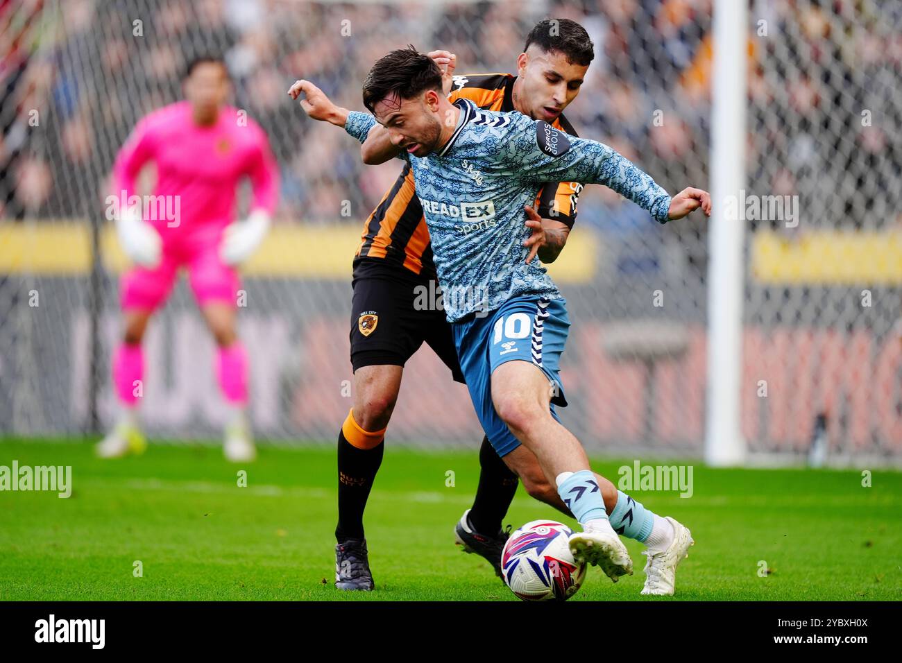 Hull City's Gustavo Puerta (right) and Sunderland's Patrick Roberts ...