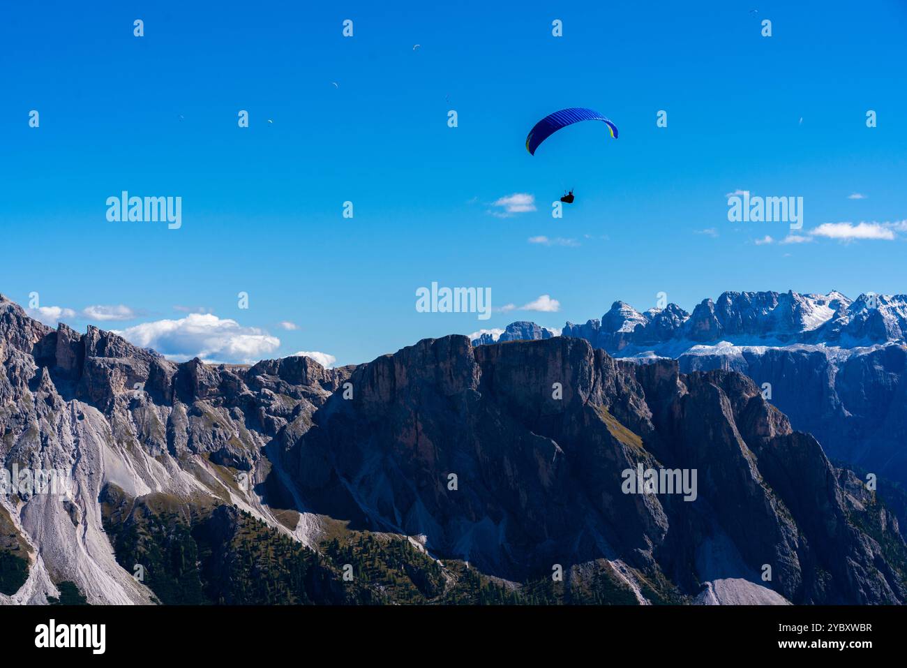 Parachute fly hi-res stock photography and images - Alamy