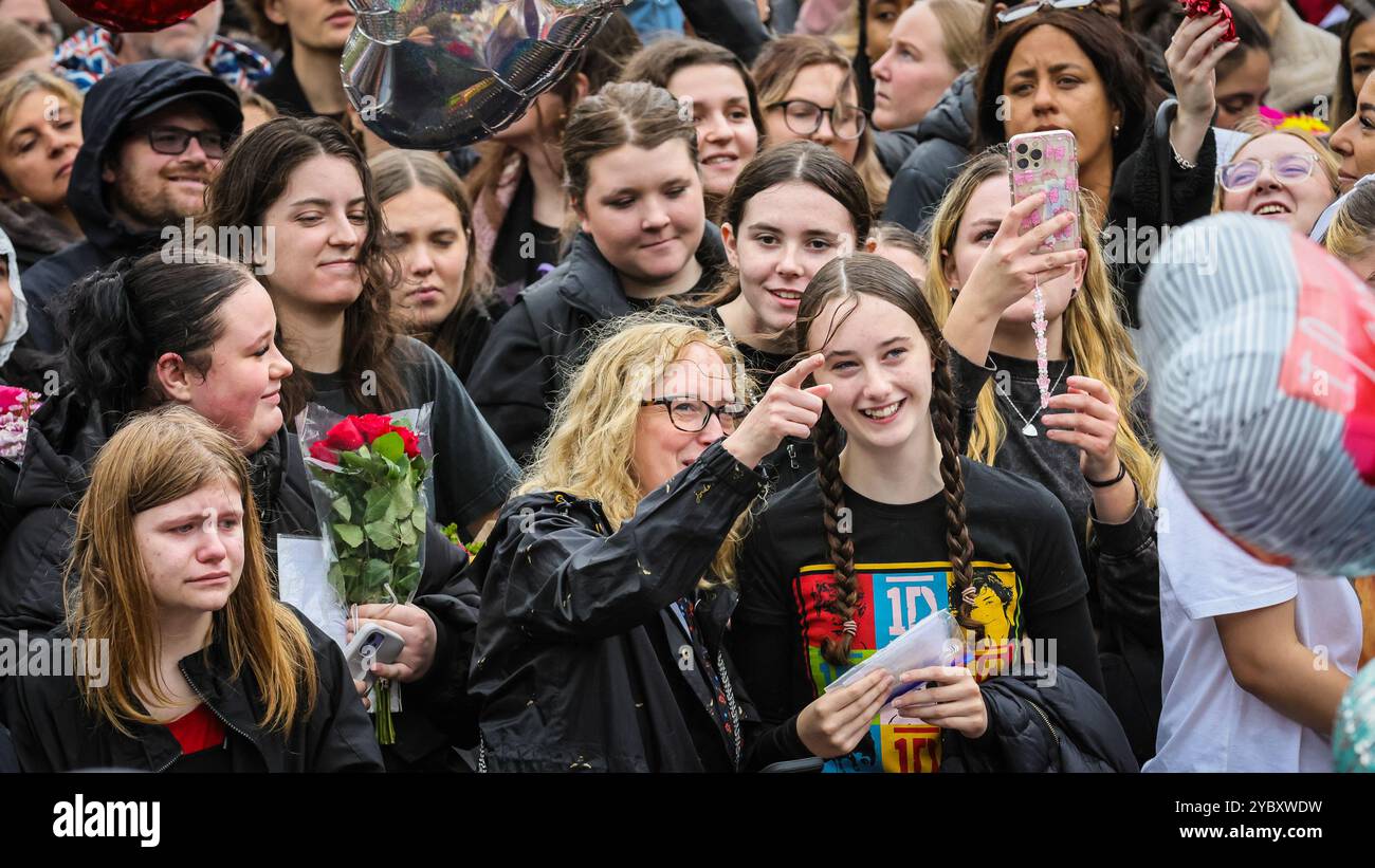 London, UK. 20th Oct, 2024. Fans gather in Hyde Park for a memorial ...