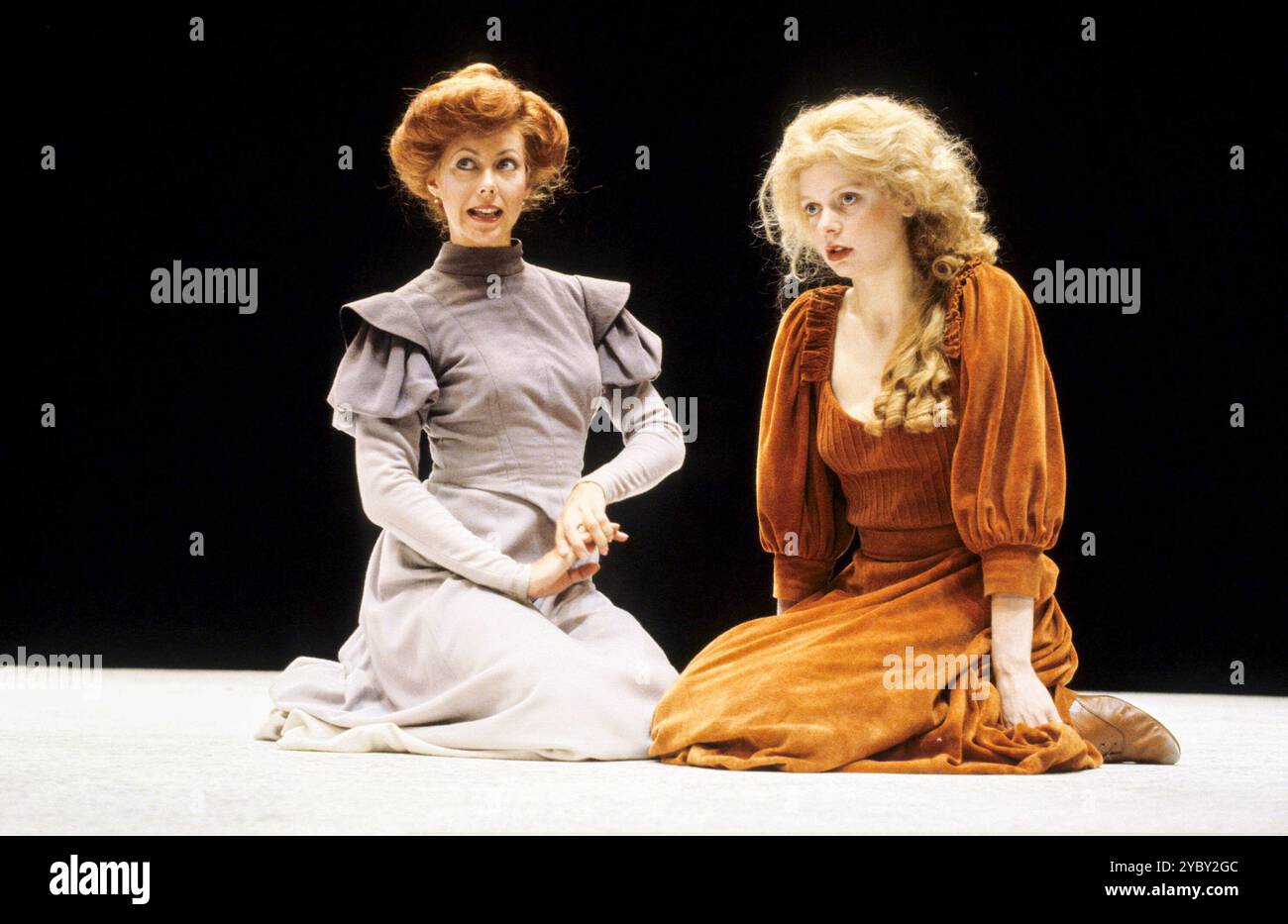 l-r: Jenny Agutter (Hedda Gabler), Kathryn Pogson (Thea Elvstead) in ...