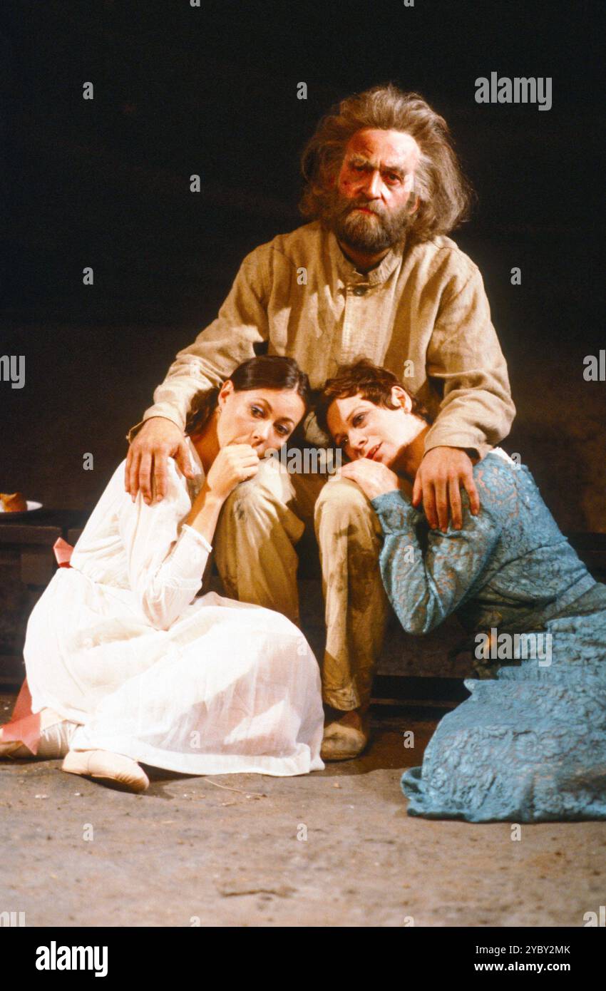 l-r: Jenny Agutter (Fontanelle), Bob Peck (Lear), Sara Kestelman ...