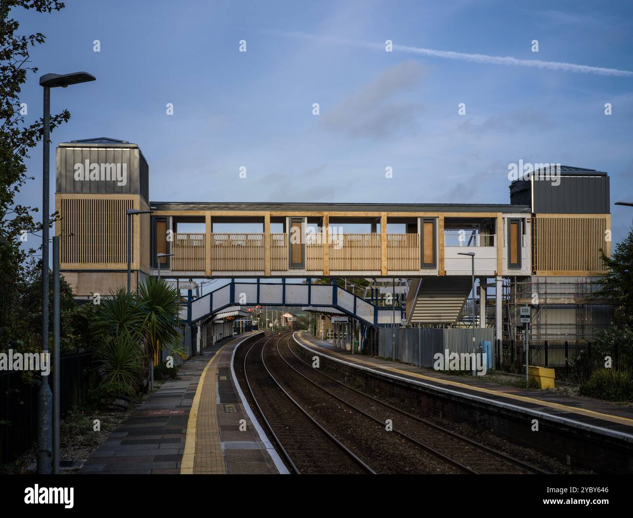ST ERTH RAILWAY STATION AND RAIL FOOTBRIDGE GRADE II LISTED Stock Photo ...