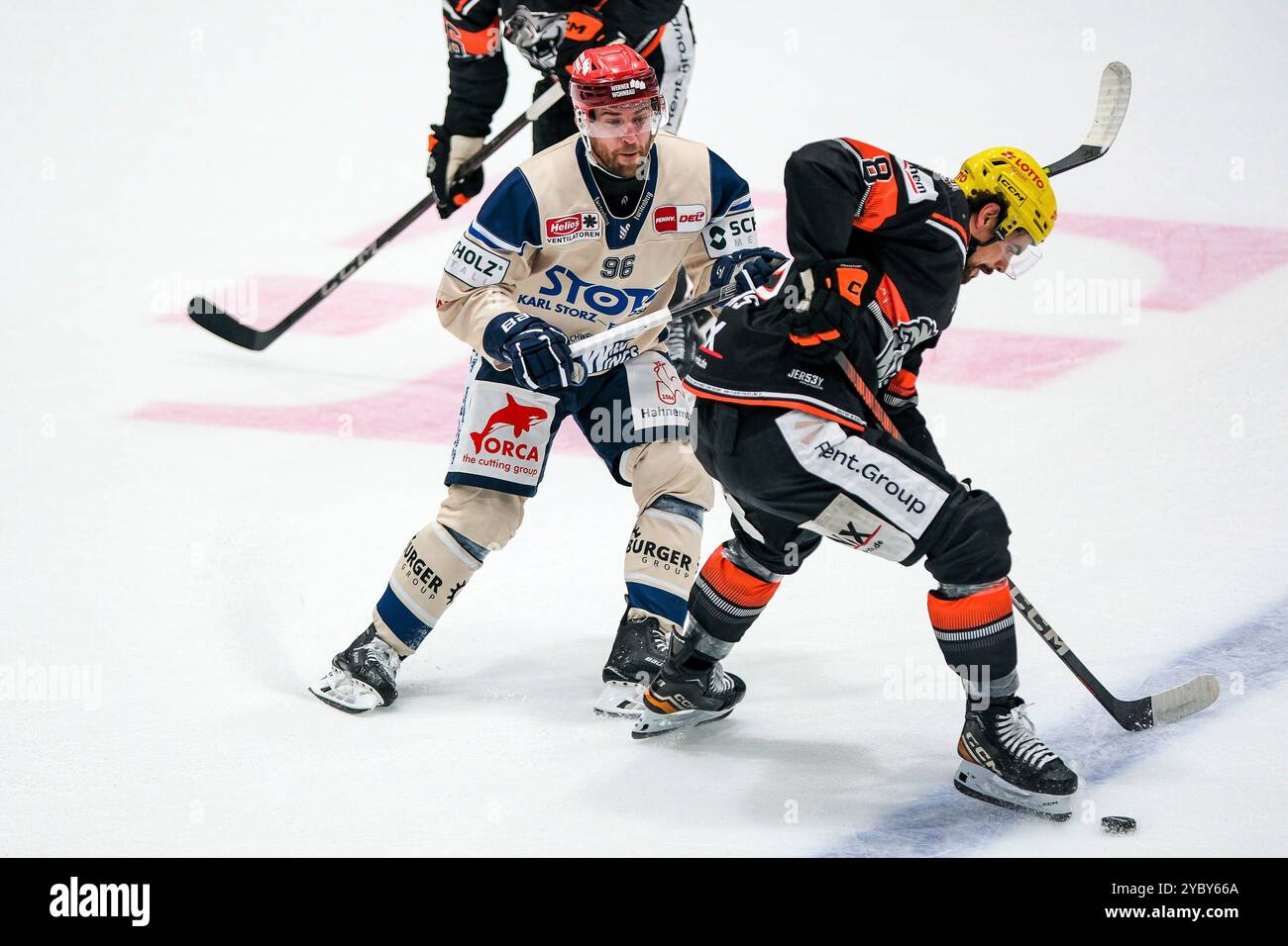 Tyson Spink (Schwenninger Wild Wings, #96) im Zweikampf mit Nathan ...