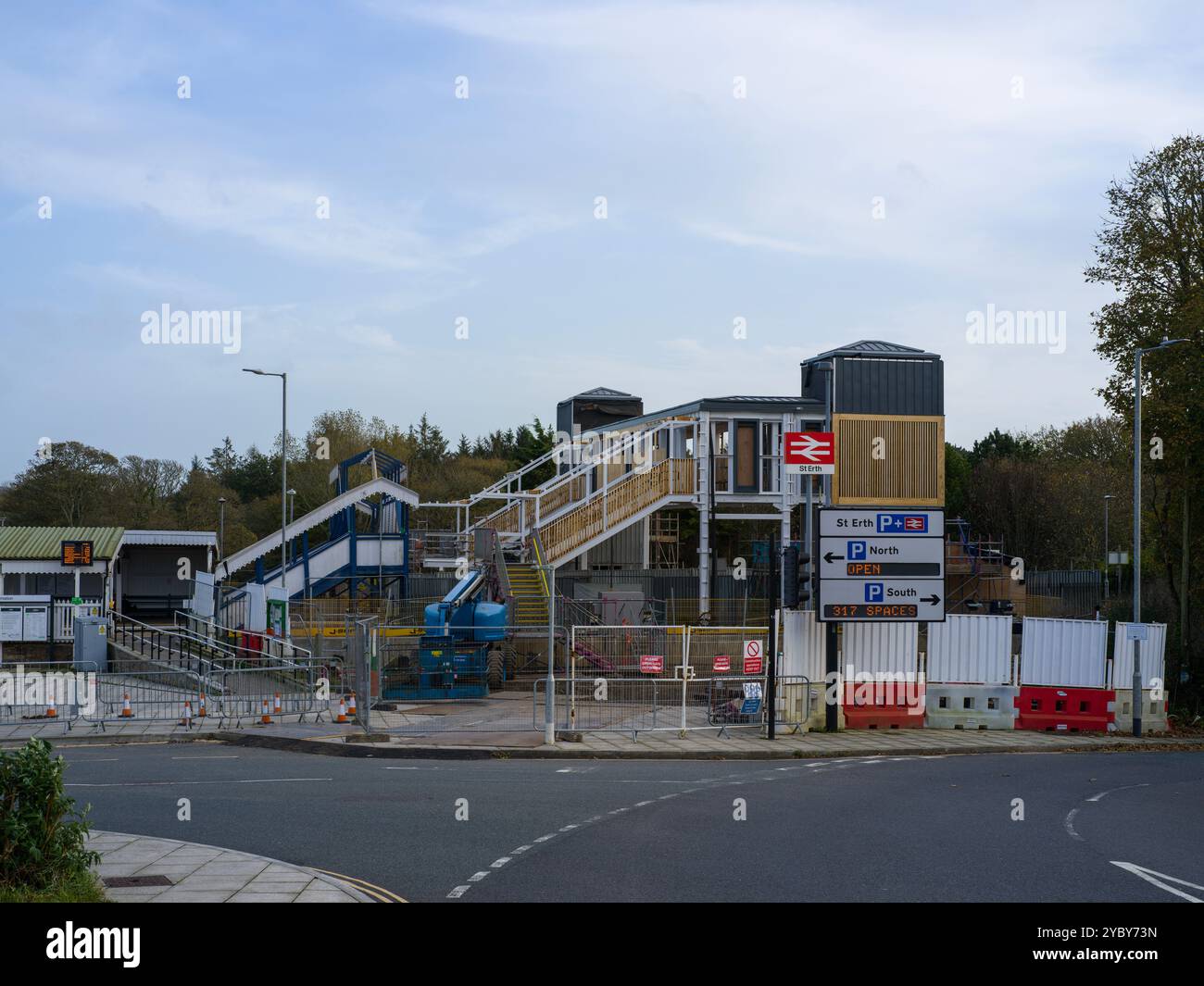 ST ERTH RAILWAY STATION AND RAIL FOOTBRIDGE GRADE II LISTED Stock Photo ...