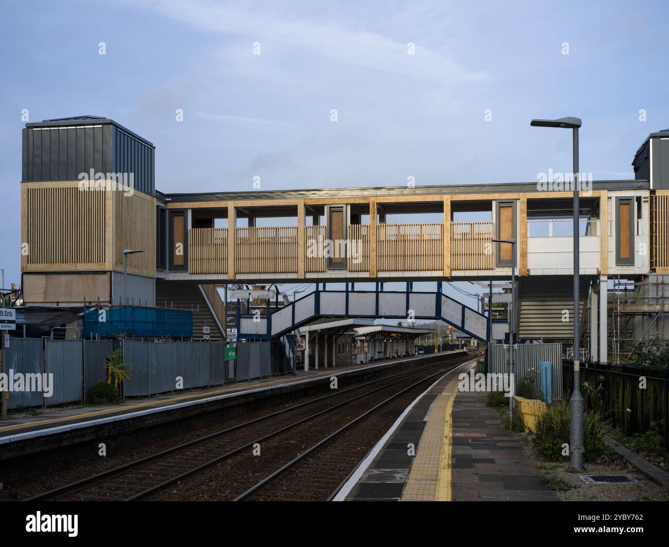 ST ERTH RAILWAY STATION AND RAIL FOOTBRIDGE GRADE II LISTED Stock Photo ...