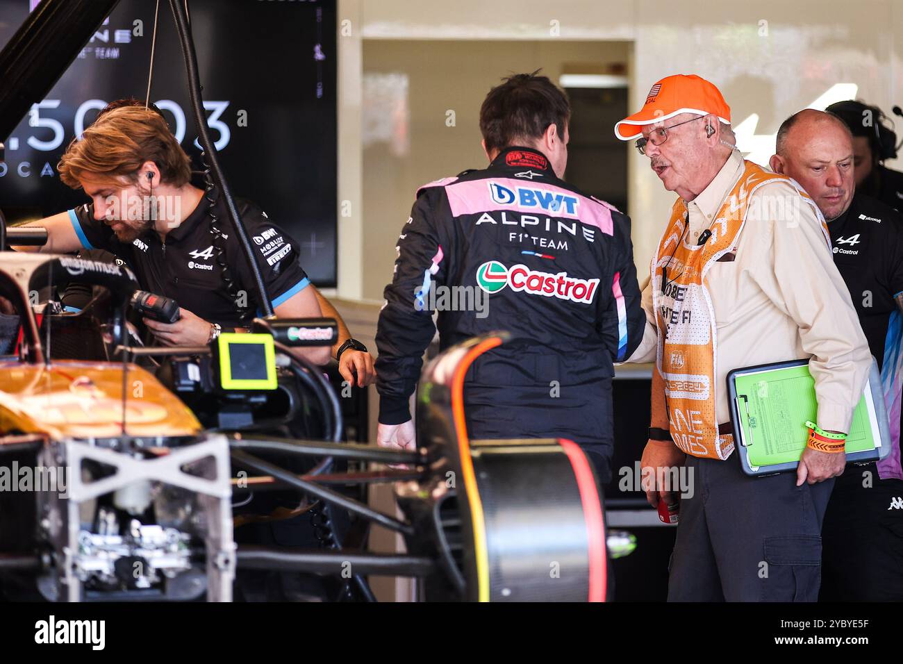 scrutineering, verifications techniques, sticker, FIA, marshall ...
