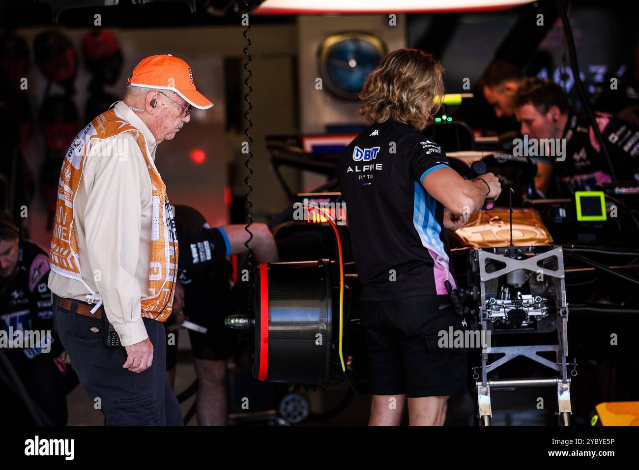 scrutineering, verifications techniques, sticker, FIA, marshall ...