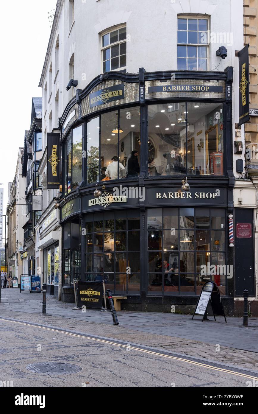 Mens cave barber shop hi-res stock photography and images - Alamy