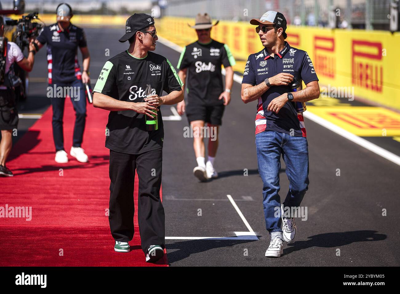 PEREZ Sergio (mex), Red Bull Racing RB20, ZHOU Guanyu (chi), Stake F1 Team Kick Sauber C44 ...