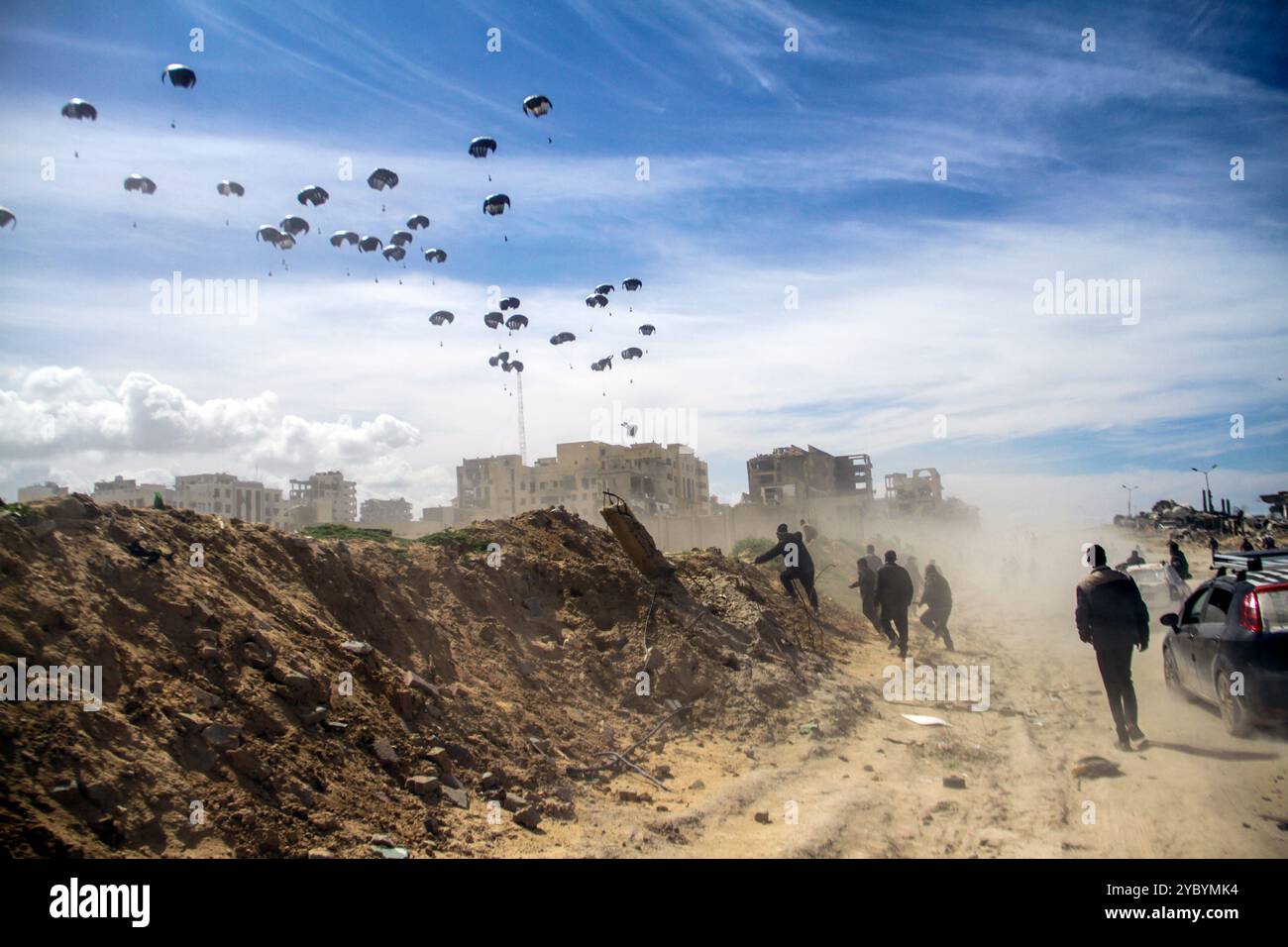 Israeli gaza aid parachutes hi-res stock photography and images - Alamy