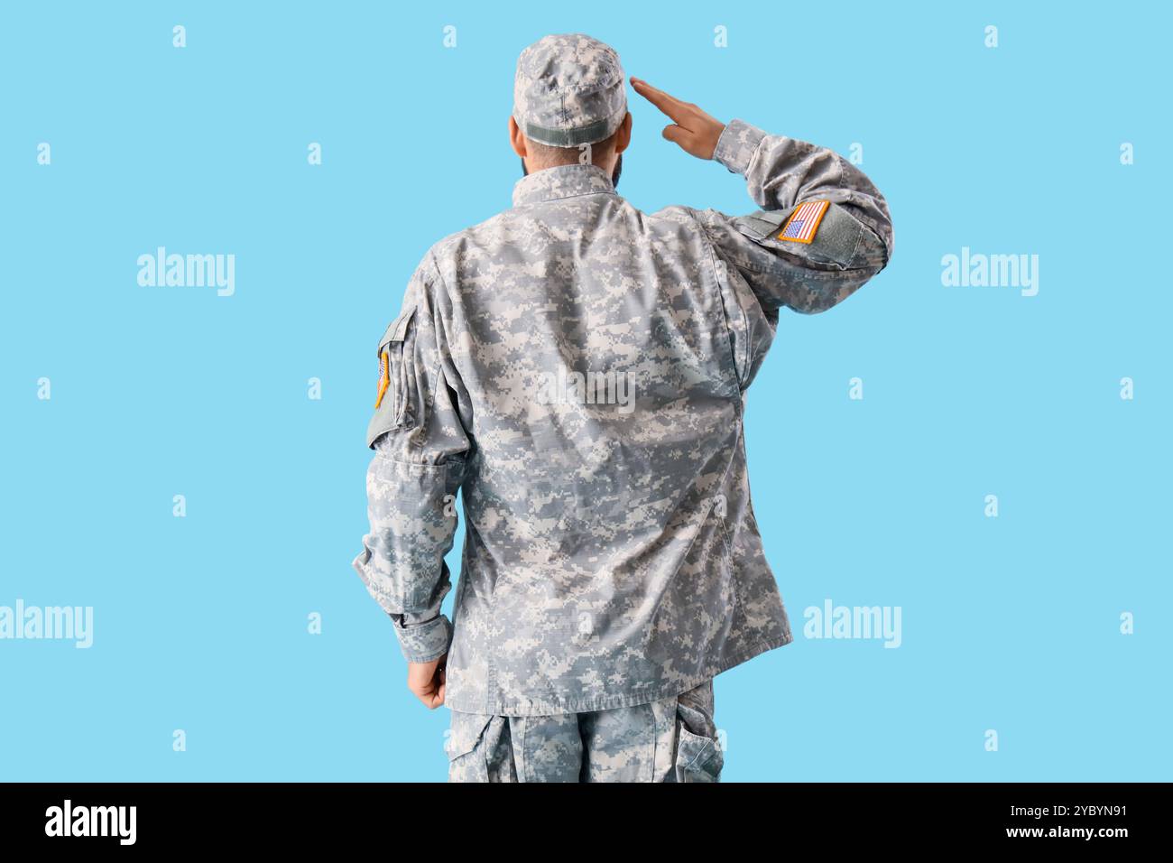 Male soldier saluting on blue background, back view. Veterans Day ...