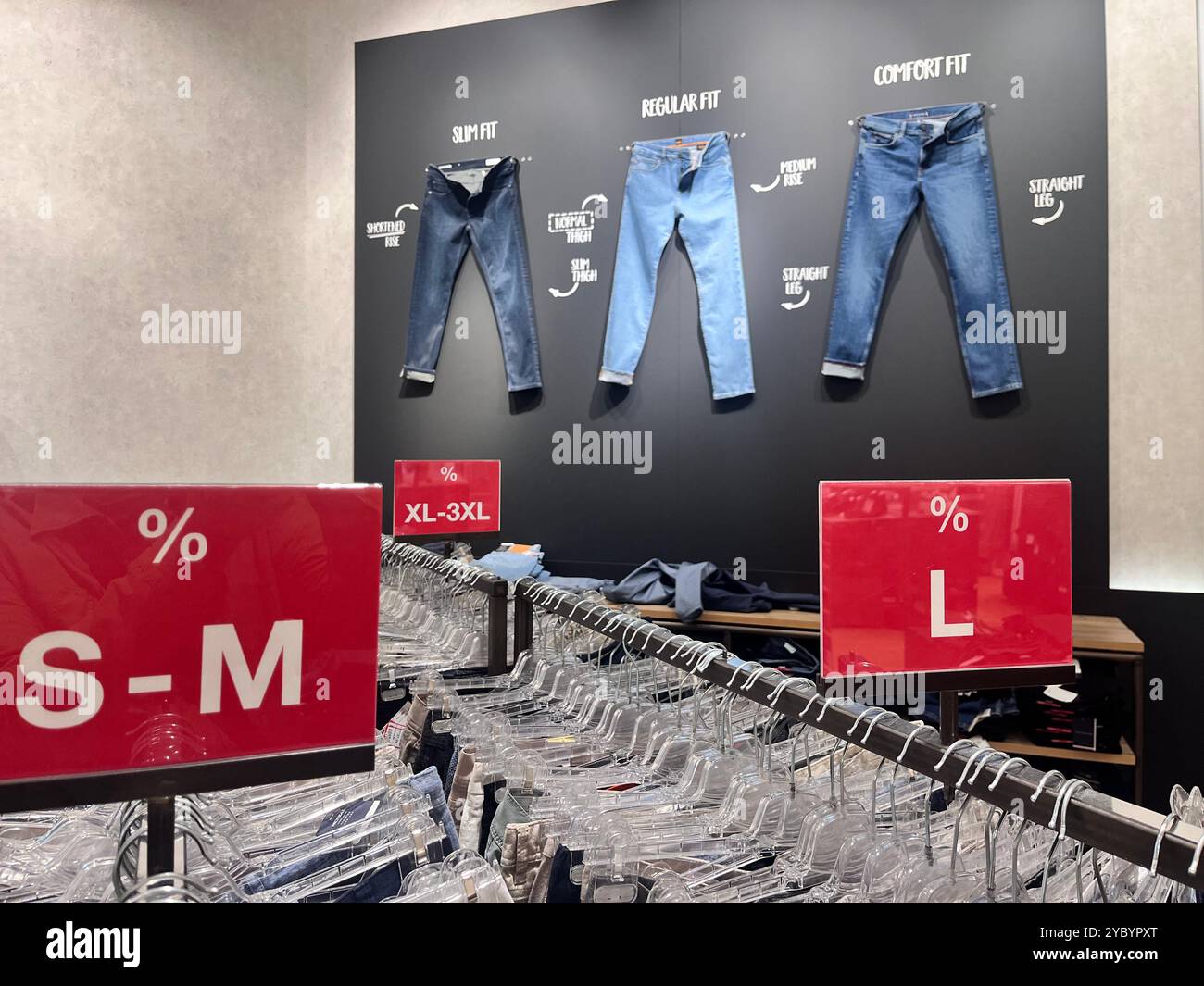 Racks of clothing store hi-res stock photography and images - Alamy