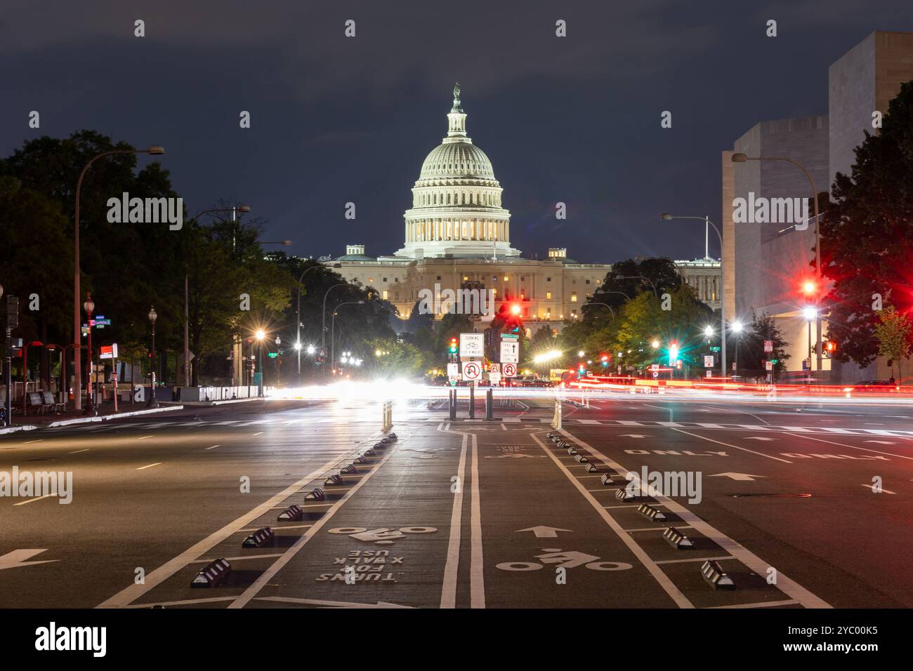 Pennsylvania capital dome at night hi-res stock photography and images ...