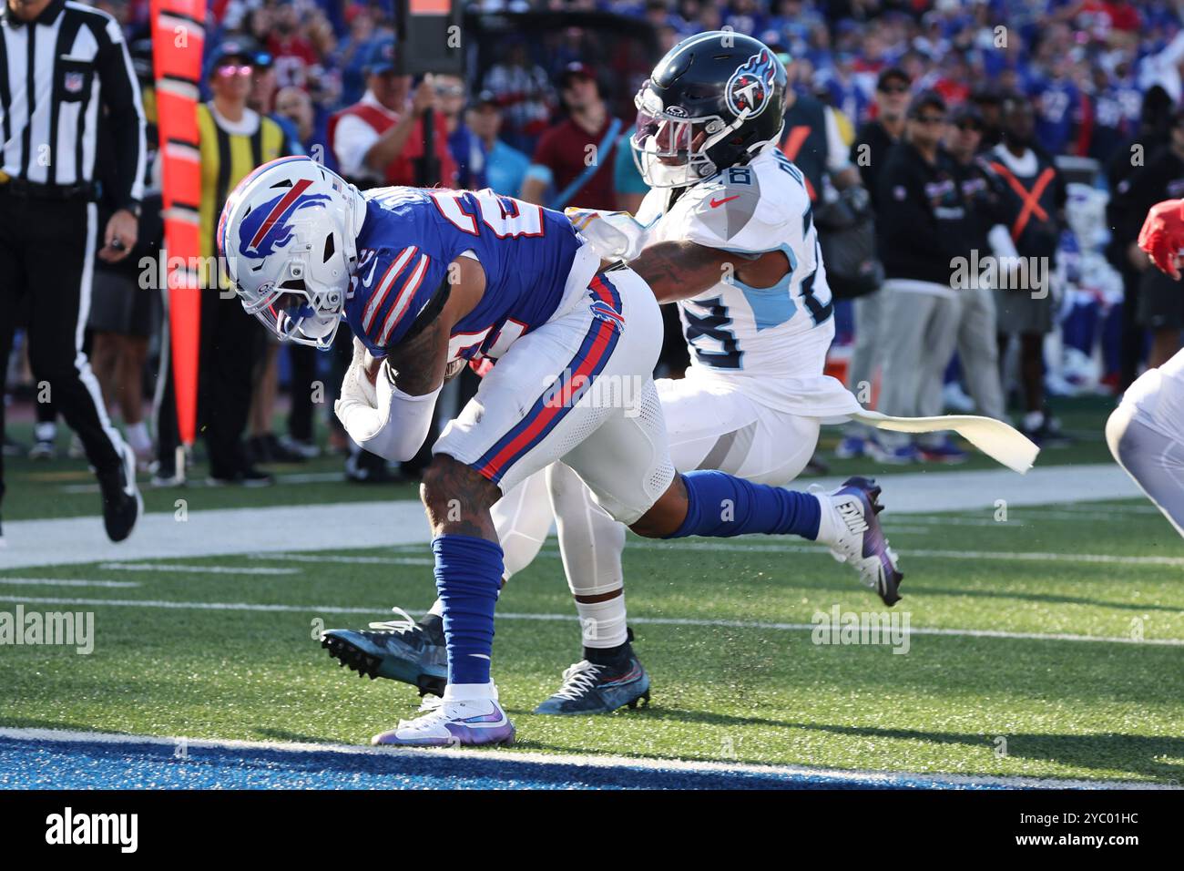 Buffalo Bills running back Ray Davis (22) runs for a touchdown past ...
