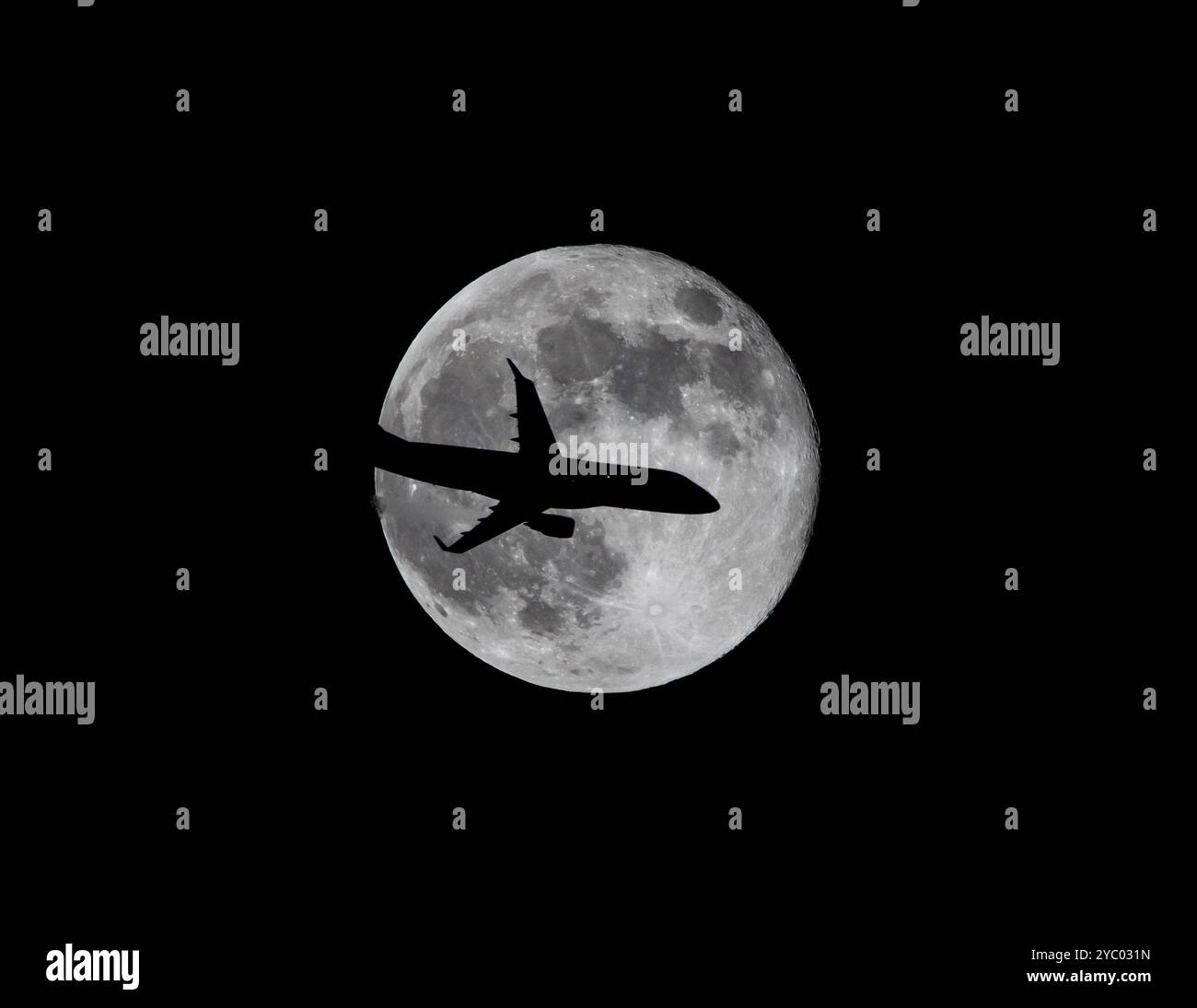 Airplane in night sky moon hi-res stock photography and images - Alamy