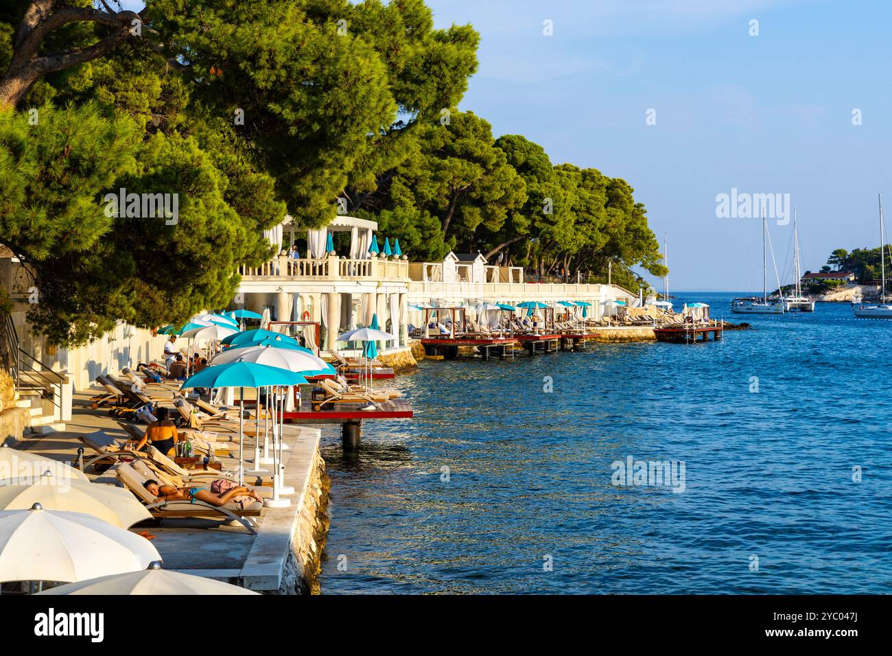 People sunbathing and enjoying the sun hi-res stock photography and ...