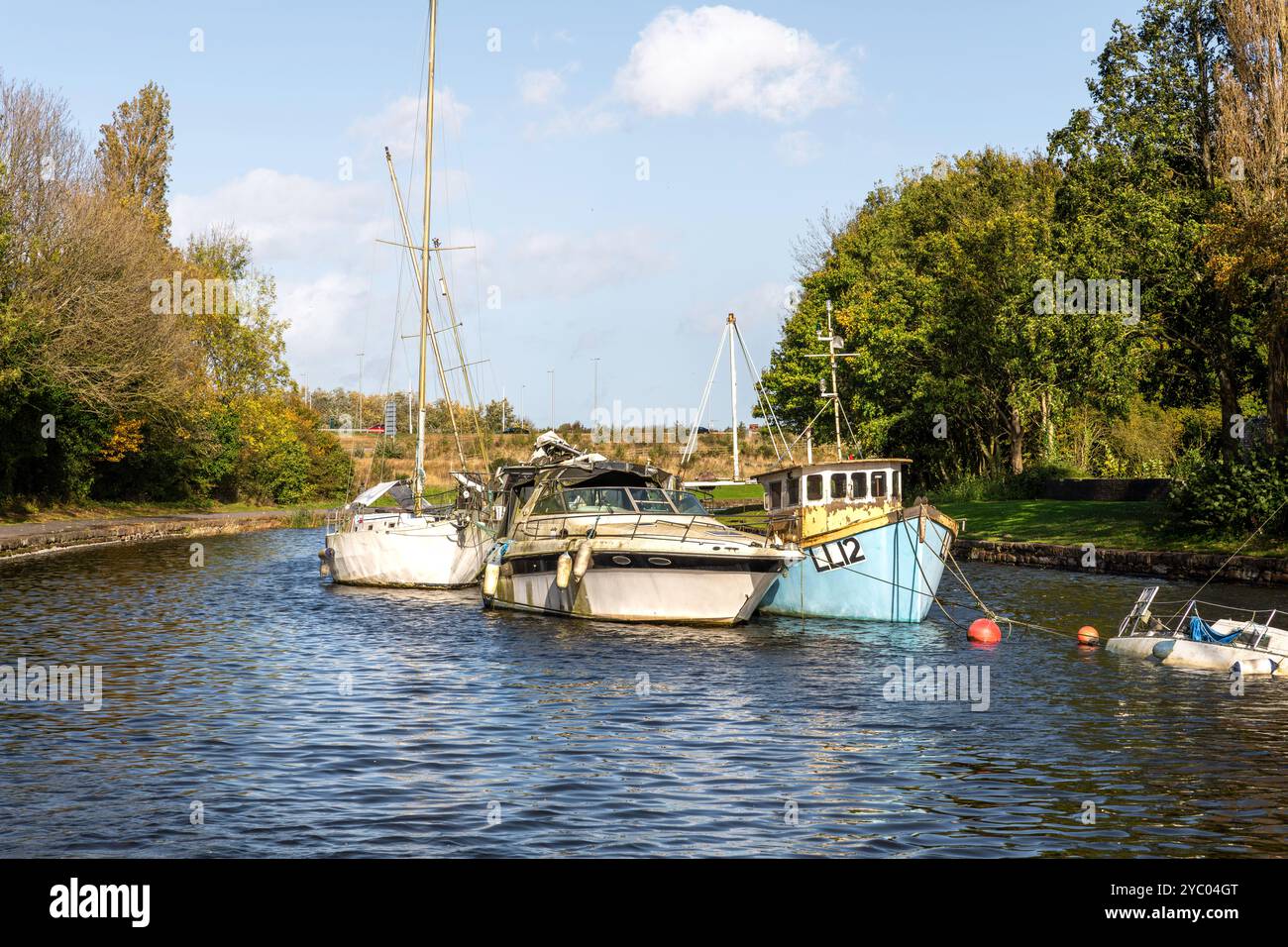 Dirty water canal boats hi-res stock photography and images - Alamy
