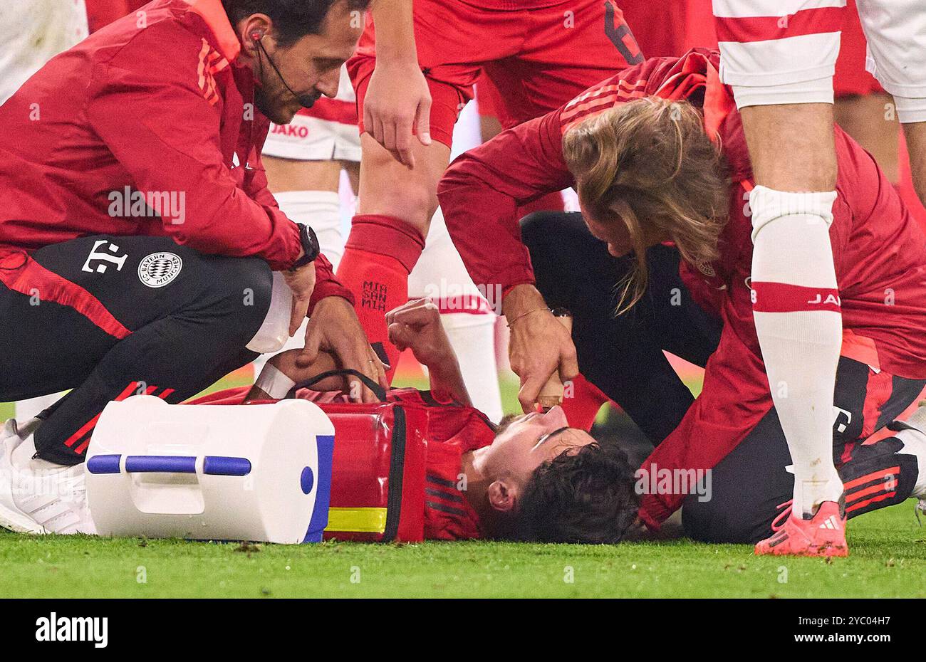 Aleksandar Pavlovic, FCB 45 shoulder injury after tackling, duel ...