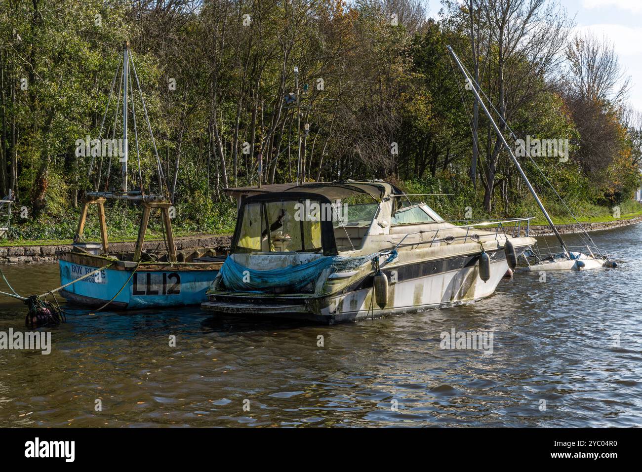 Abandoned and damaged boats on a canal Stock Photo - Alamy