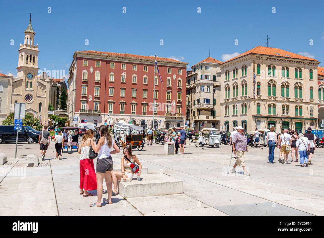 Splitska riva waterfront promenade boardwalk hi-res stock photography ...