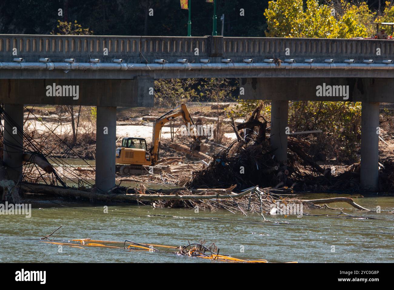 Marshall, United States. 17 October, 2024. Debris and mud from record ...