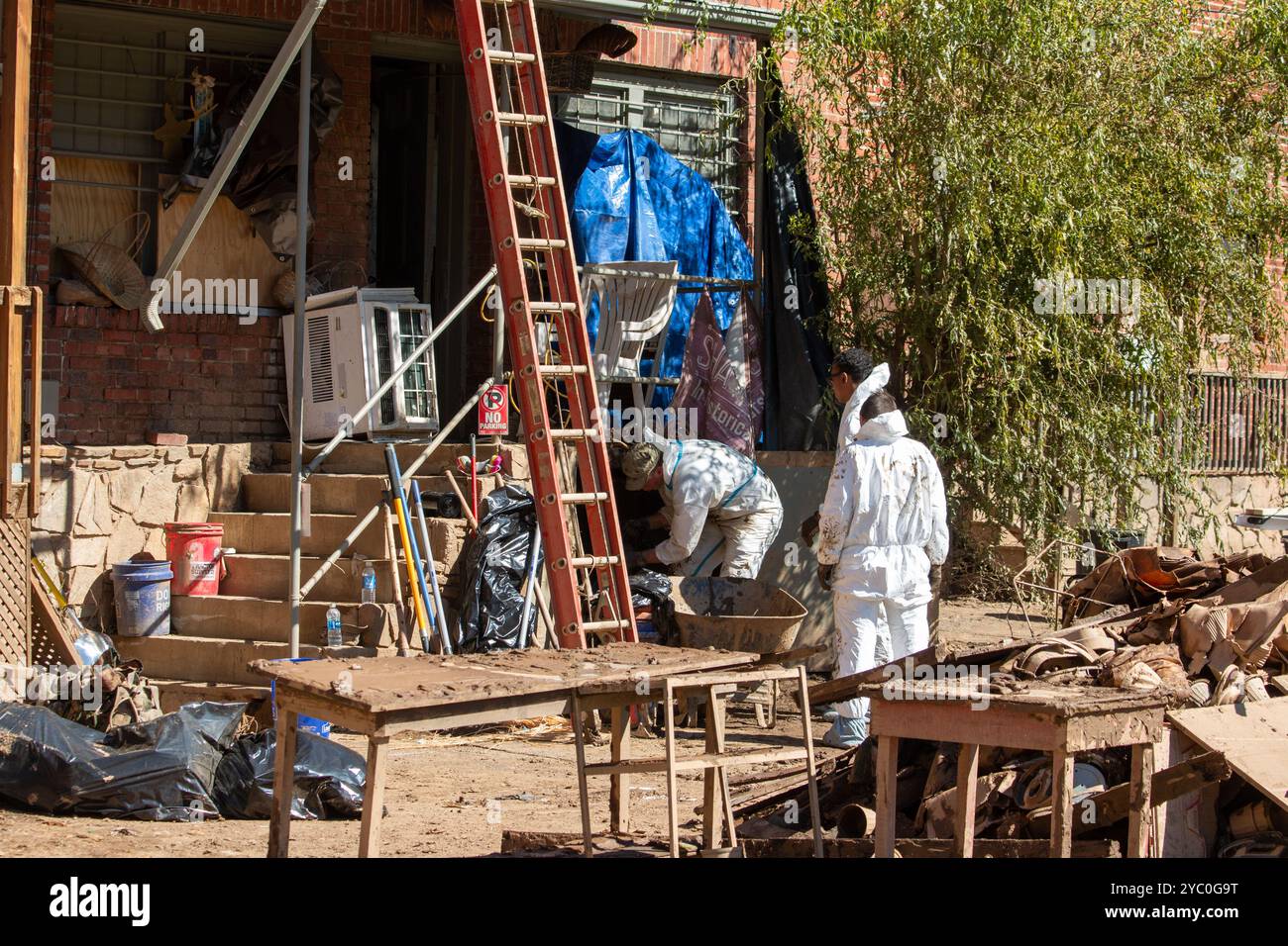 Marshall, United States. 17 October, 2024. Clean-up crews clear mud and ...