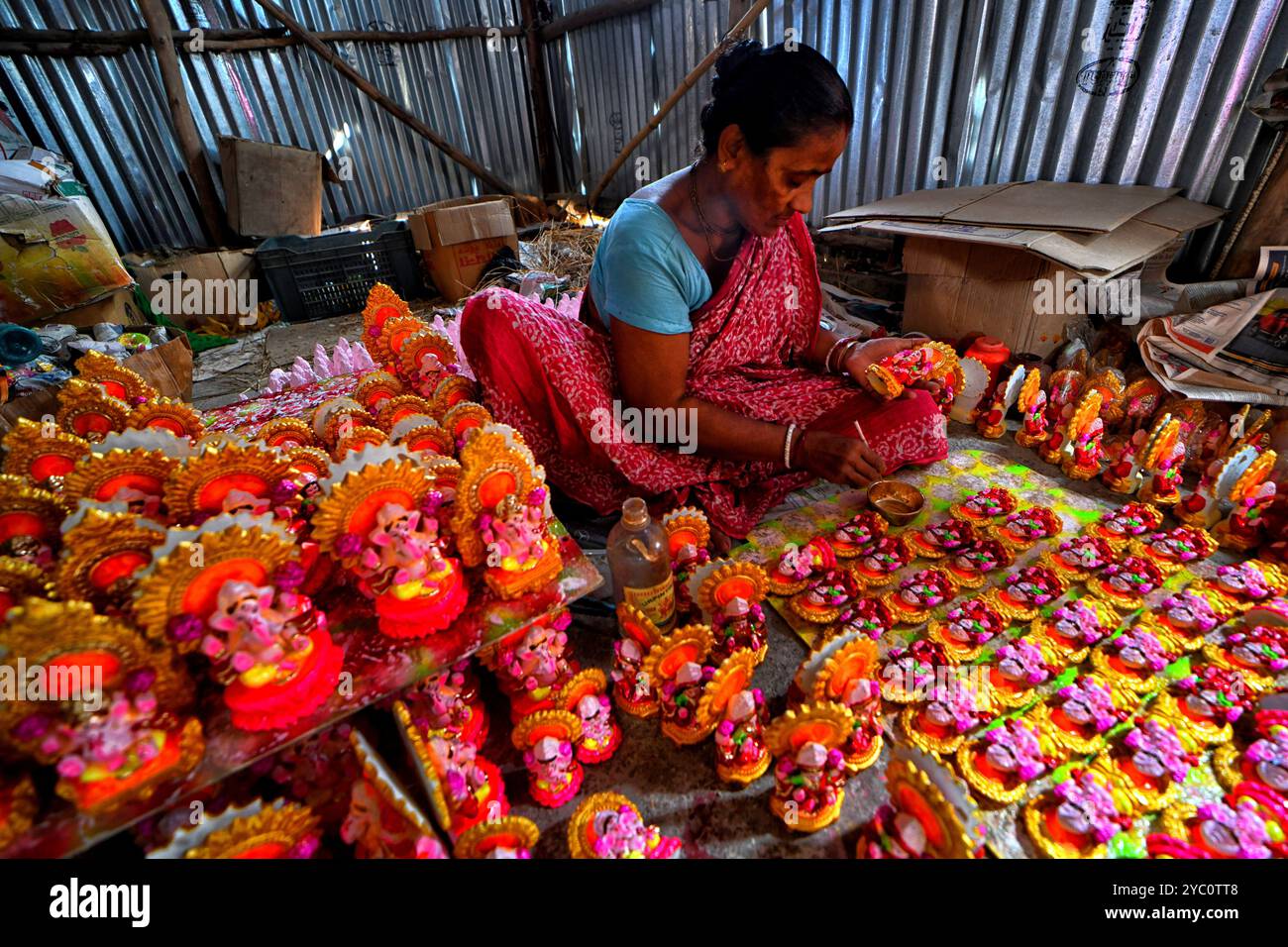 Dutta Pukur, India. 20th Oct, 2024. A woman paints Idols of Hindu ...