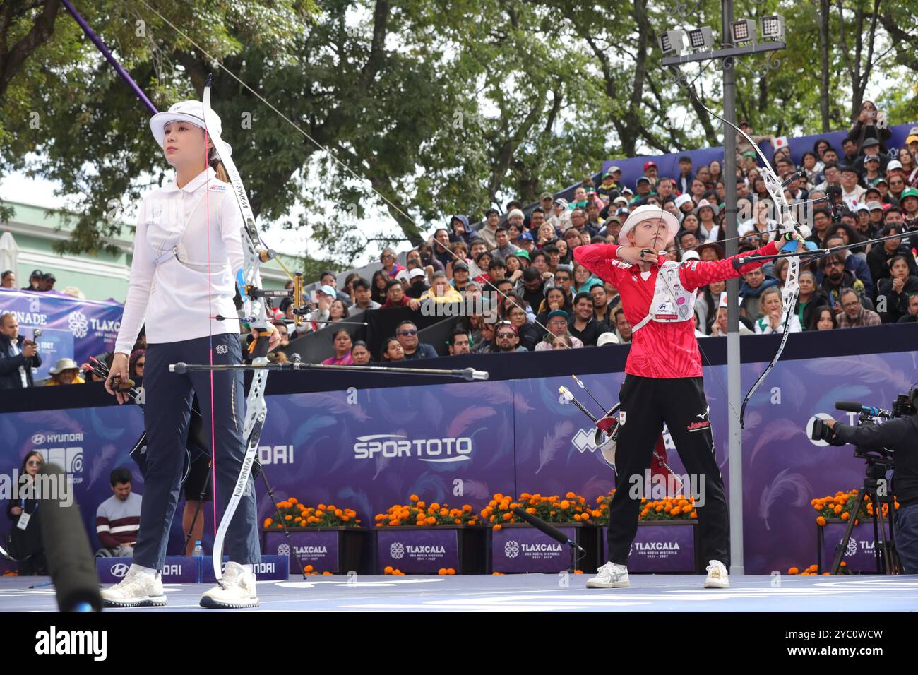 Sonoda Waka of Japan and Jeon Hunyoung of Korea compete during the ...
