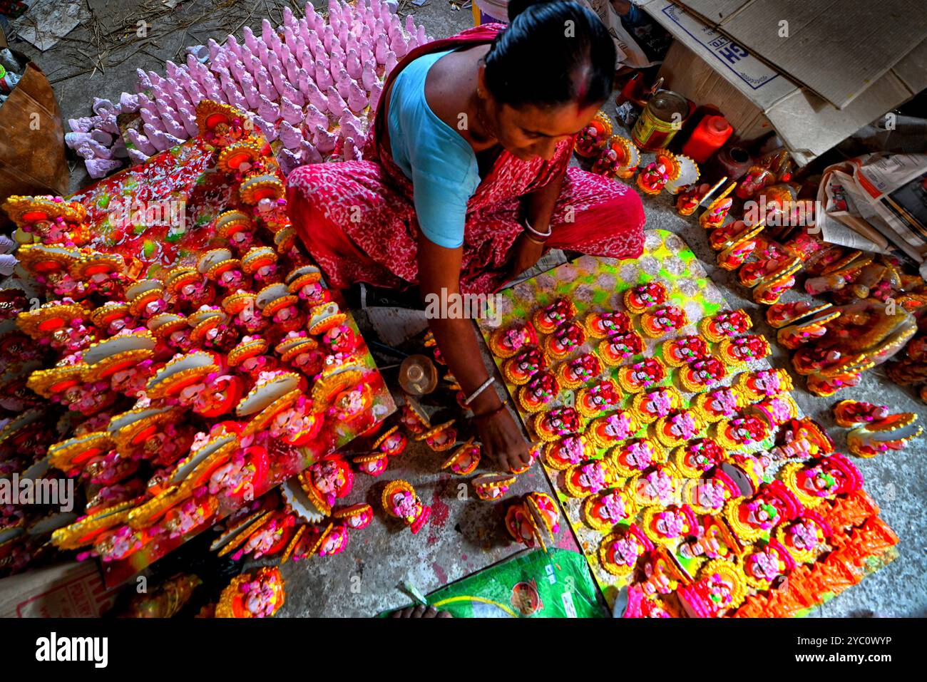 Dutta Pukur, India. 20th Oct, 2024. Worker in a factory seen coloring ...