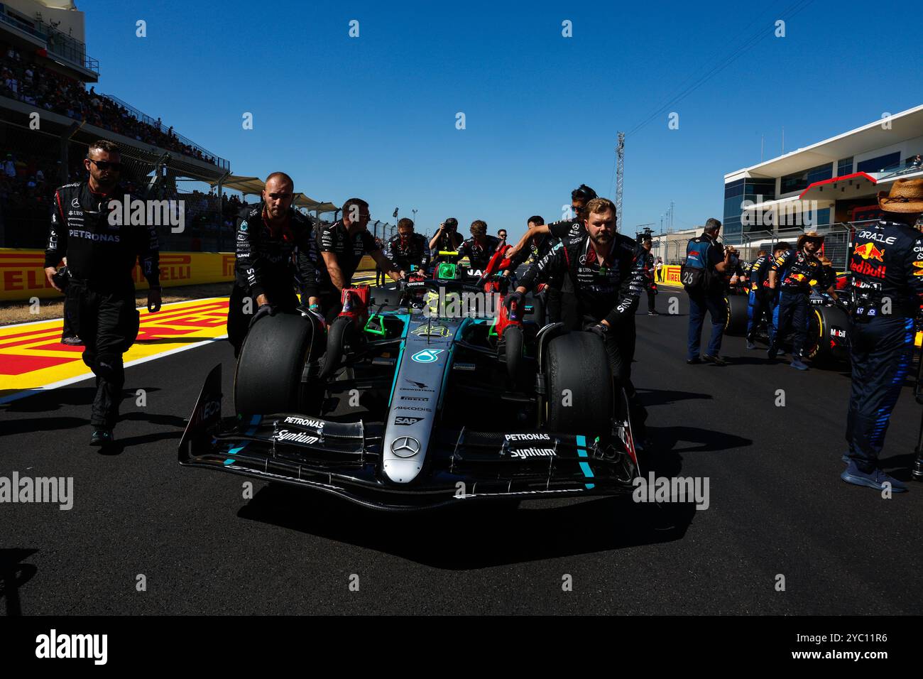 44 HAMILTON Lewis (gbr), Mercedes AMG F1 Team W15, mechanic, mecanicien ...