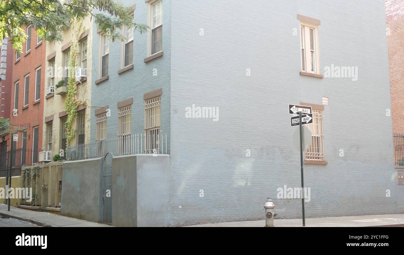 New York City oneway crossroad, Minetta street intersection one way ...