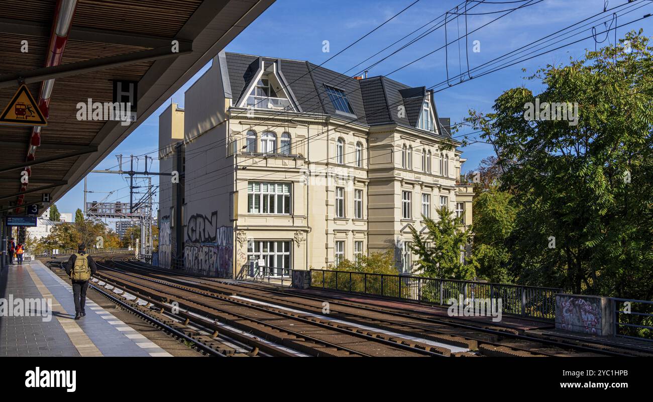 Tiergarten S-Bahn station with local and long-distance trains, Berlin ...