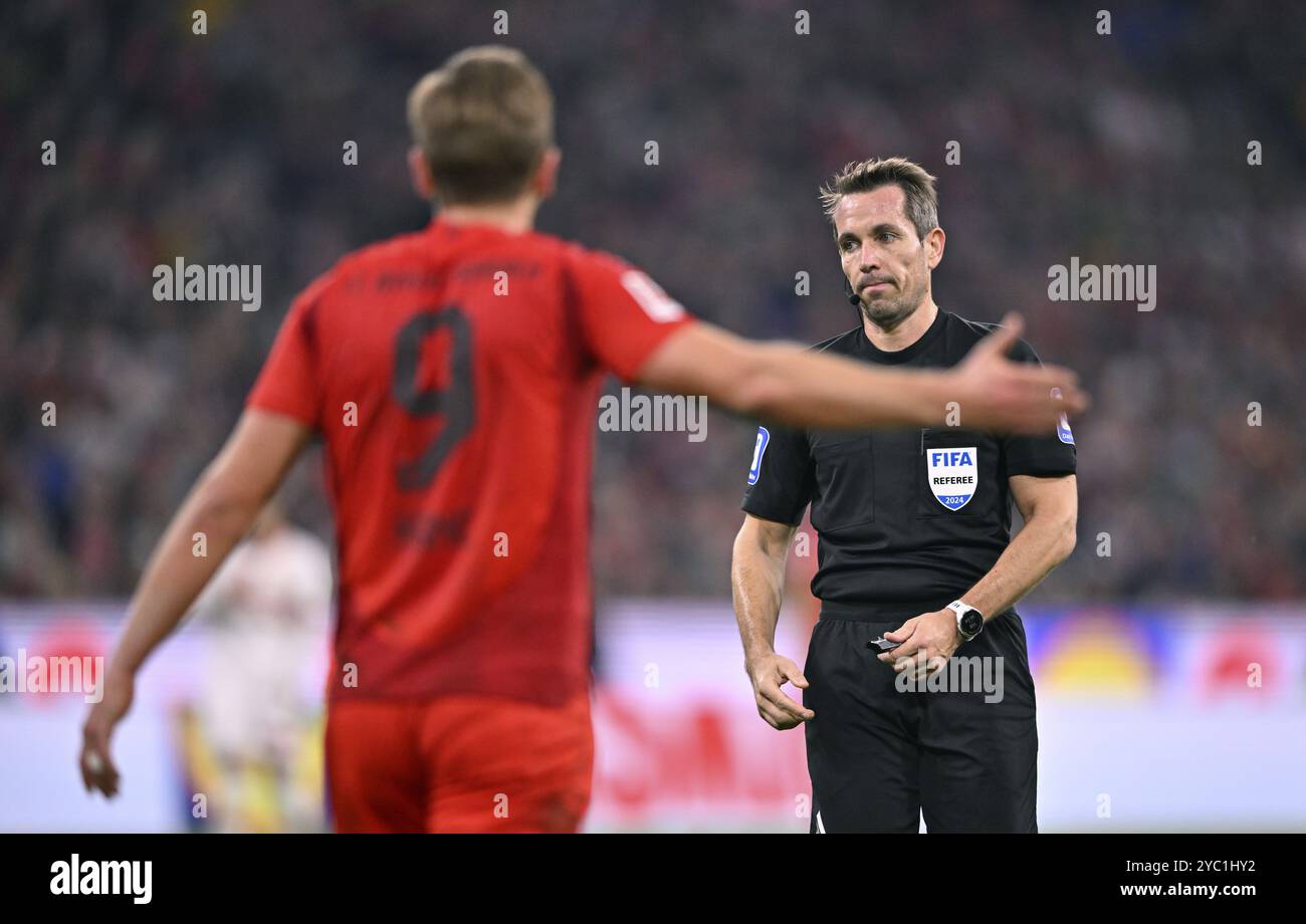 Harry Kane FC Bayern Munich FCB (09) angry, in discussion with referee ...