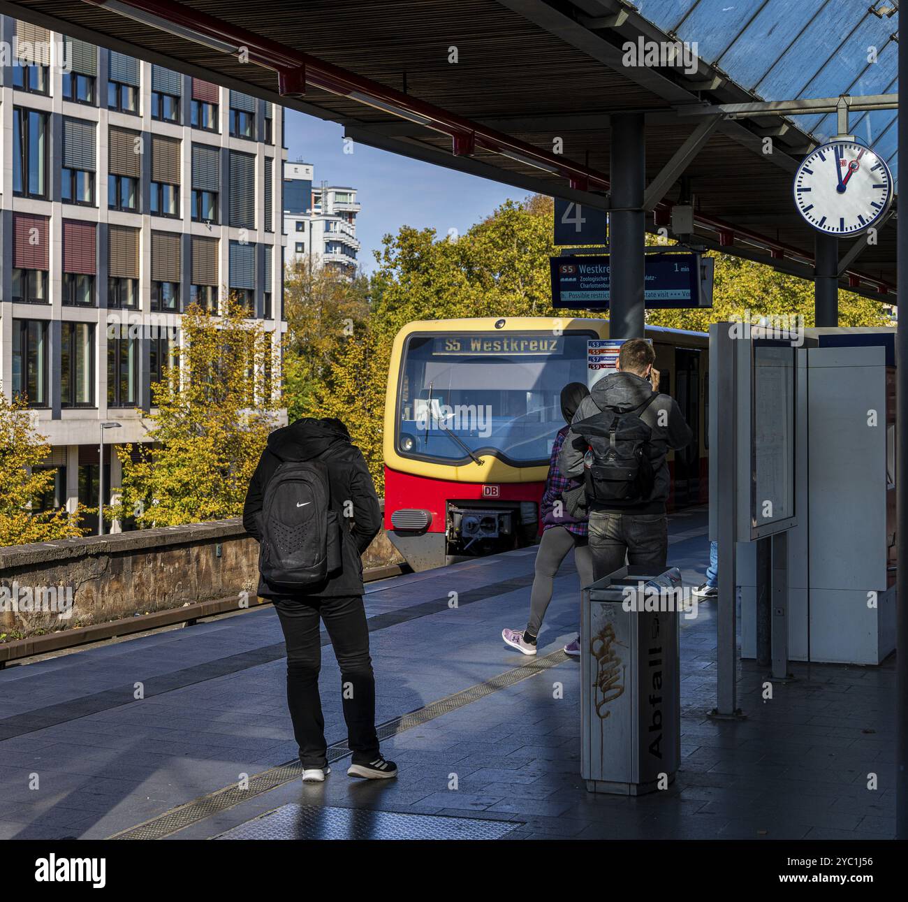 Tiergarten S-Bahn station with local and long-distance trains, Berlin ...