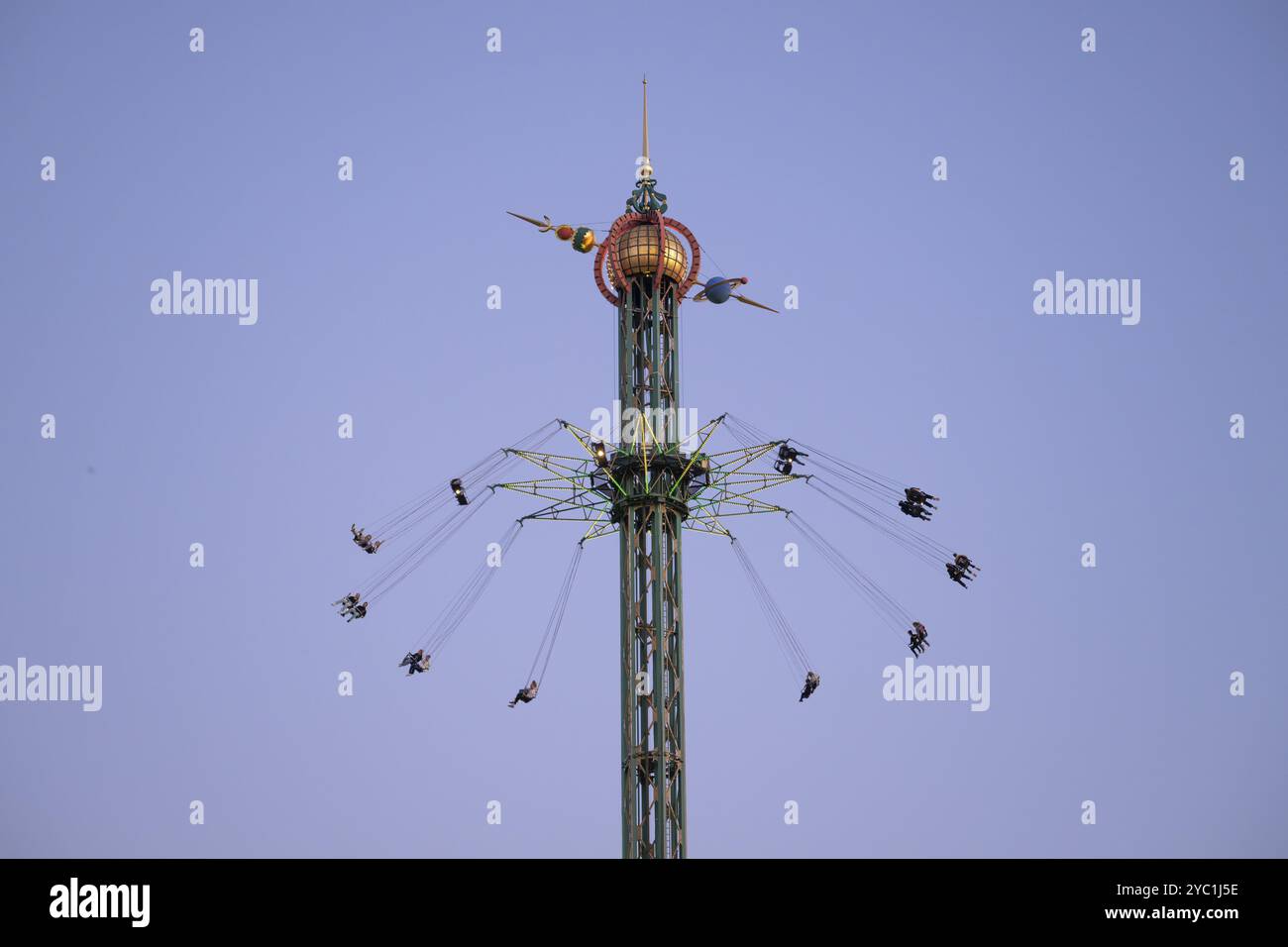 Star Flyer chain carousel with passengers spinning at high altitude ...