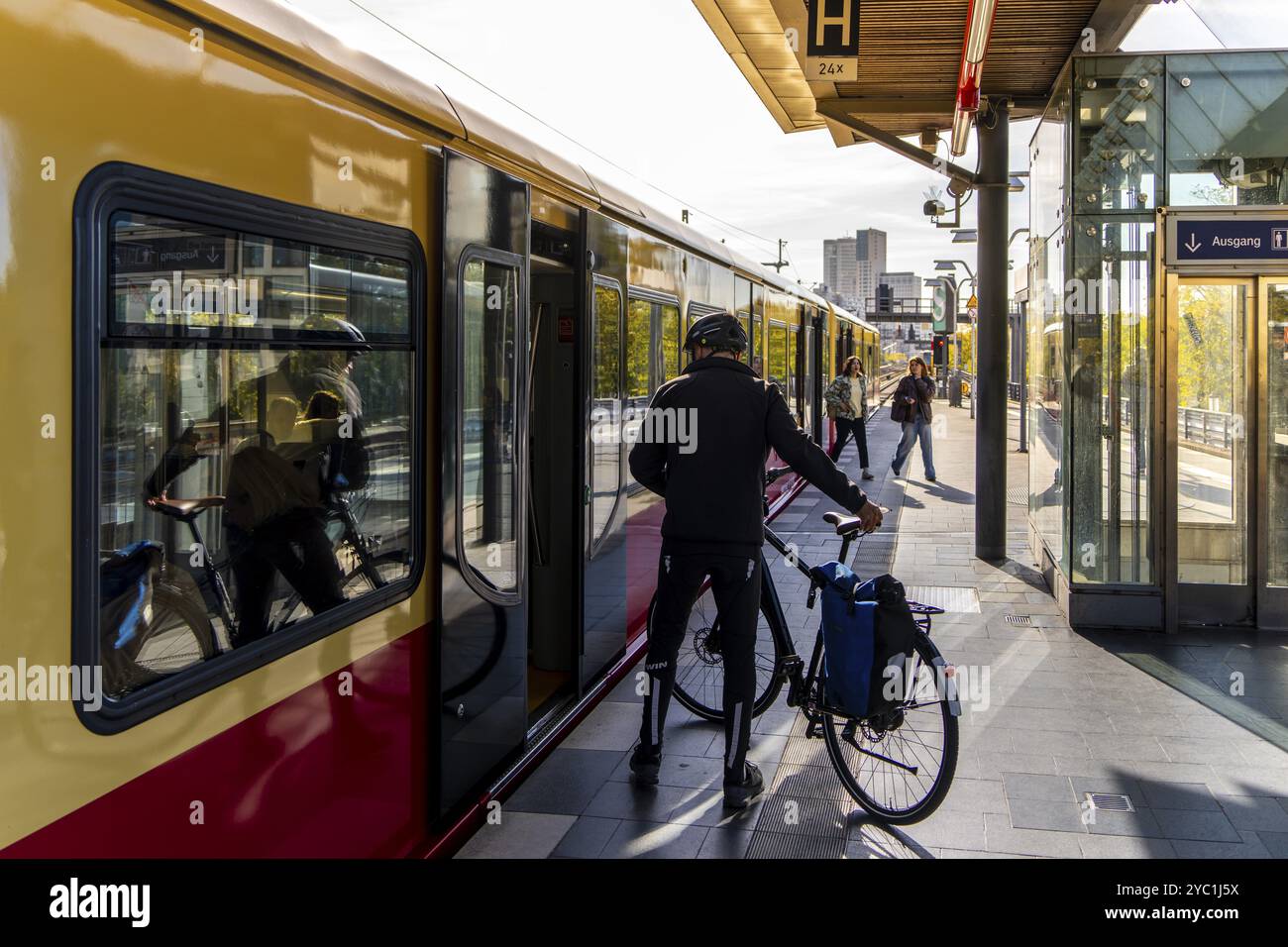 Tiergarten S-Bahn station with local and long-distance trains, Berlin ...