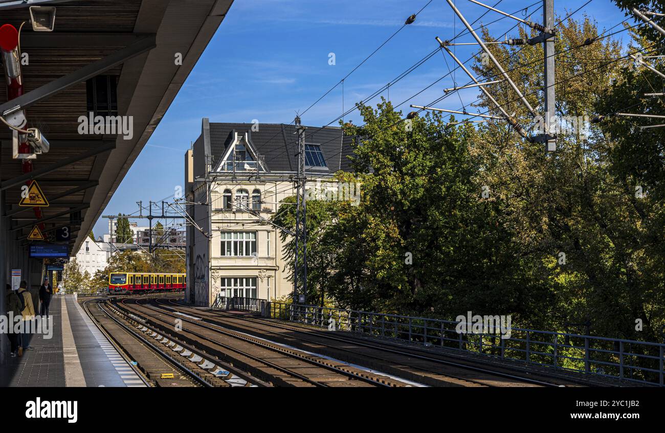 Tiergarten S-Bahn station with local and long-distance trains, Berlin ...