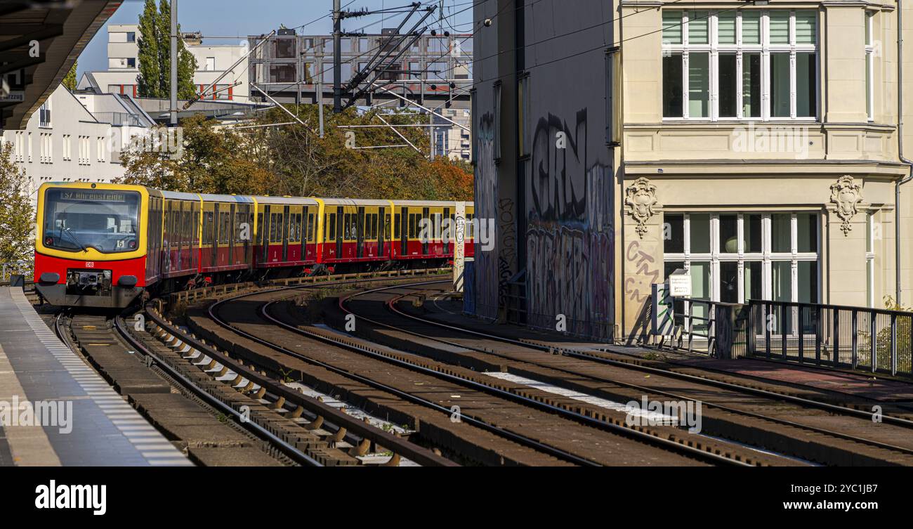 Tiergarten S-Bahn station with local and long-distance trains, Berlin ...
