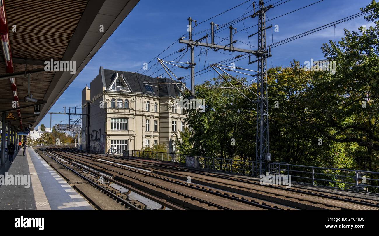 Tiergarten S-Bahn station with local and long-distance trains, Berlin ...