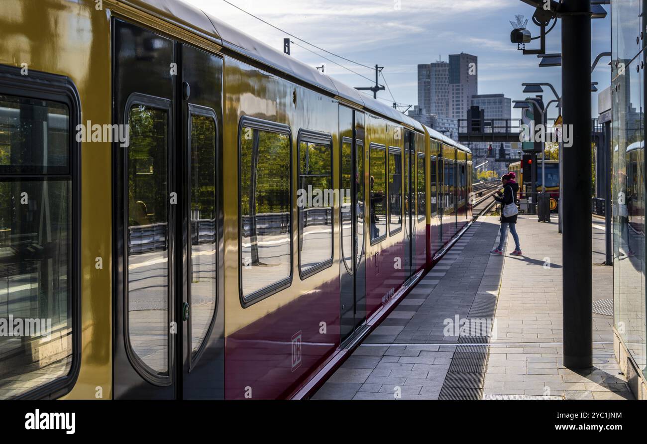 Tiergarten S-Bahn station with local and long-distance trains, Berlin ...