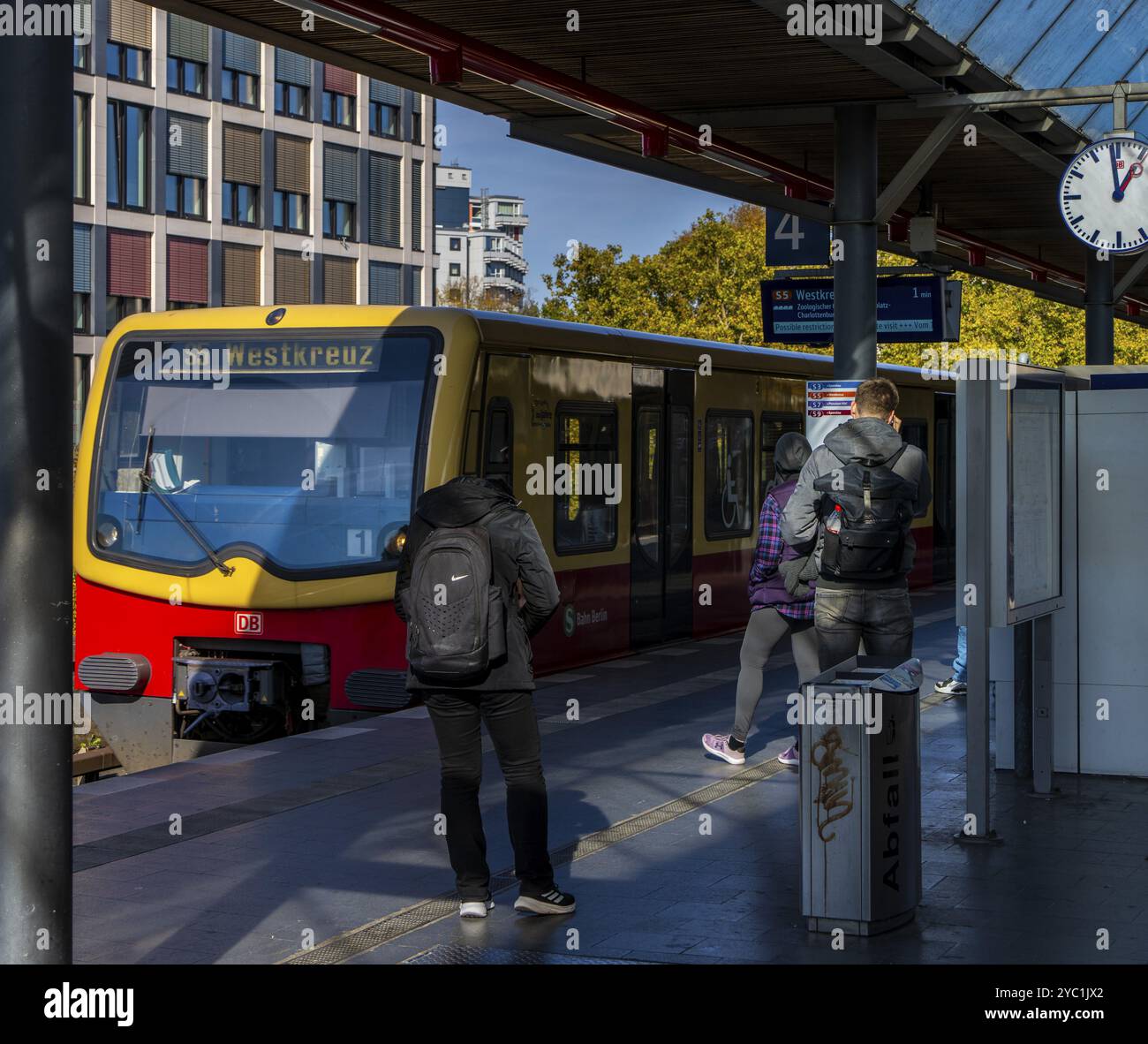 Tiergarten S-Bahn station with local and long-distance trains, Berlin ...