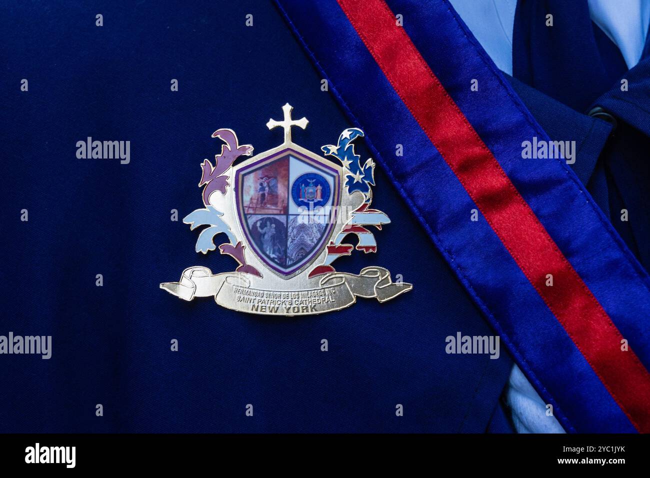 New York, USA. 20th Oct, 2024. A man displaying a pin depicture sponsor ...