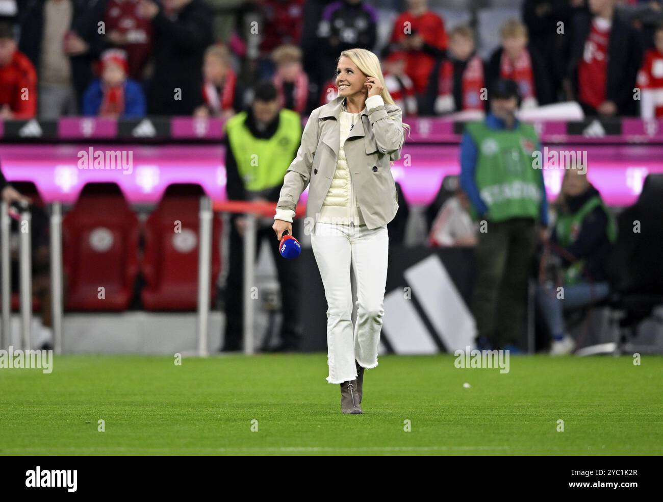 SKY TV expert Julia Simic with microphone, microphone, logo, on the way ...