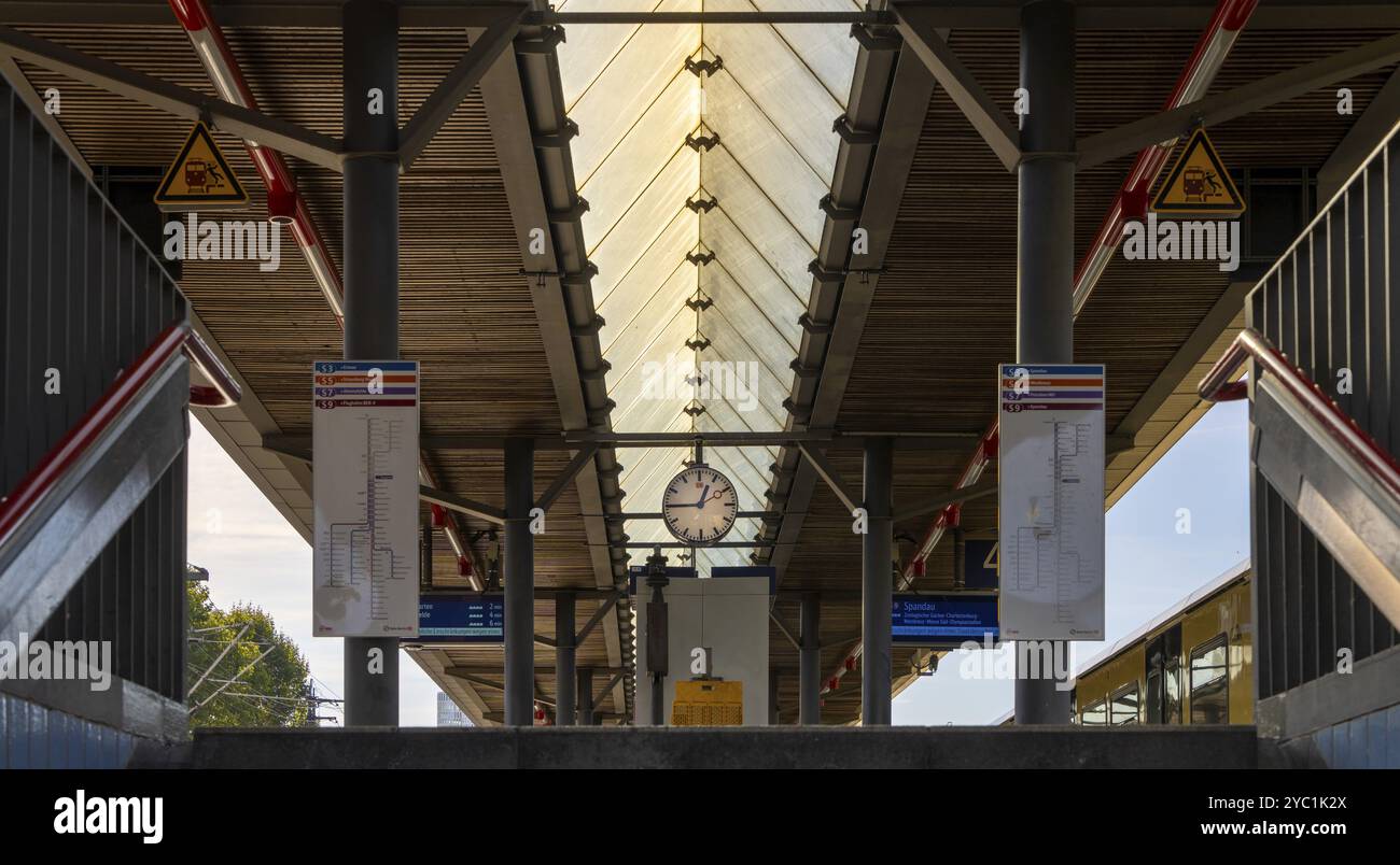 Tiergarten S-Bahn station with local and long-distance trains, Berlin ...